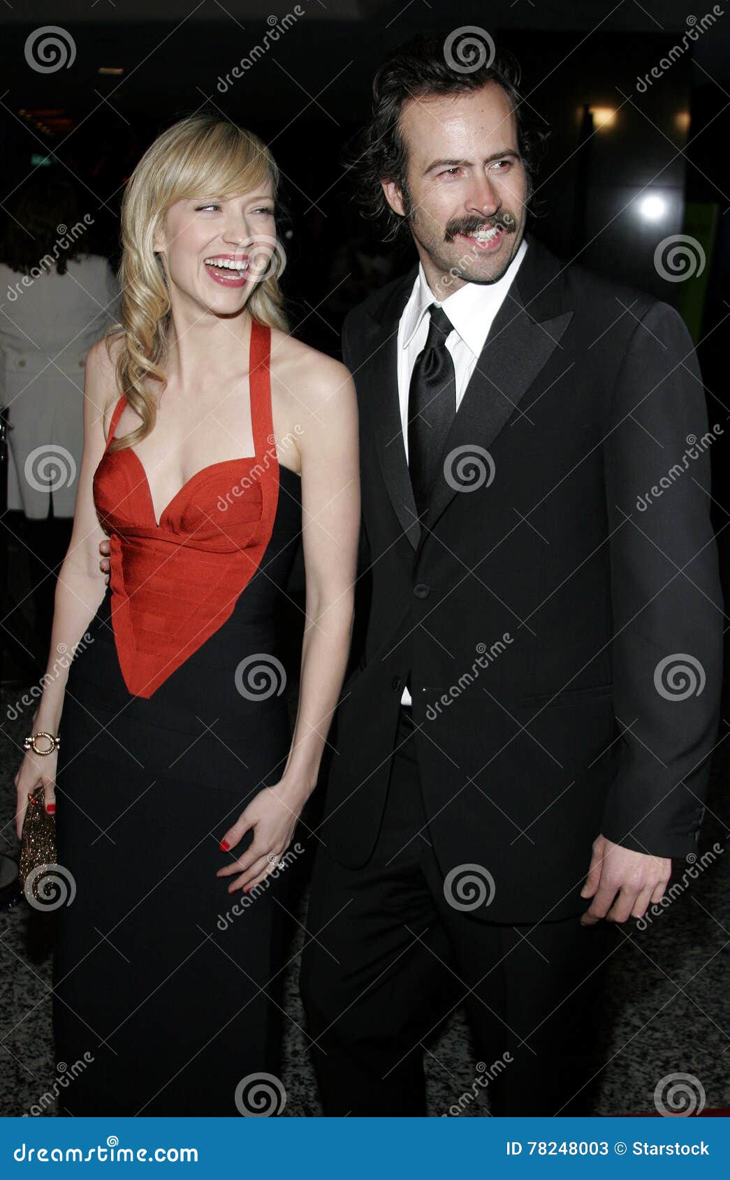 Beth Riesgraf y Jason Lee foto de archivo editorial. Imagen de popular ...