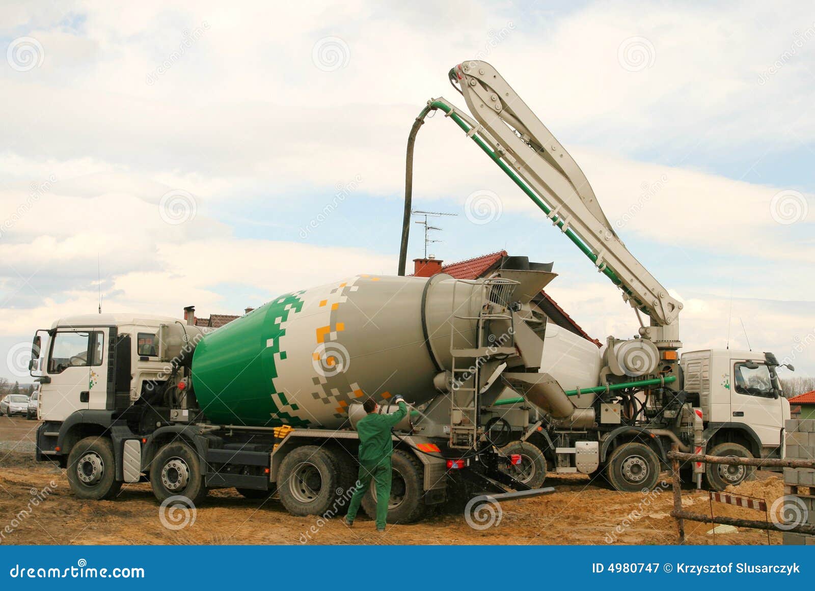 Betonmischer-LKW stockbild. Bild von mischer, ausrüstung - 4980747