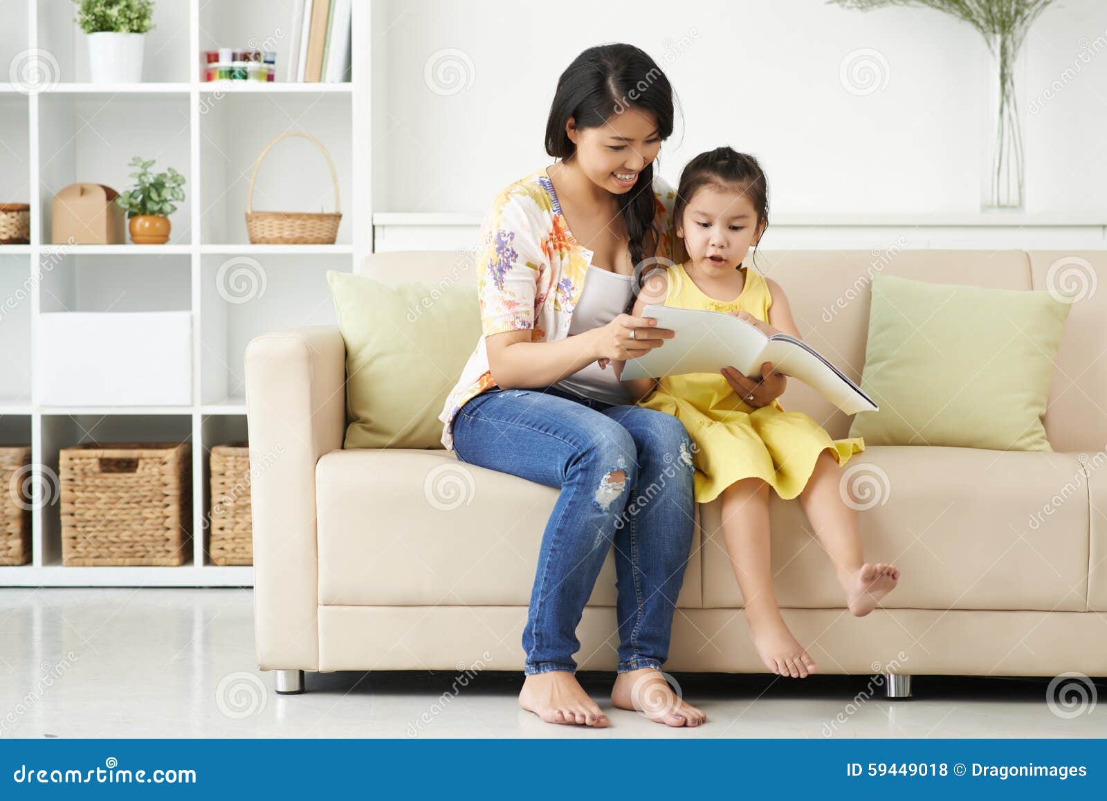 Betrachten der Abbildungen stockfoto. Bild von schauen - 59449018