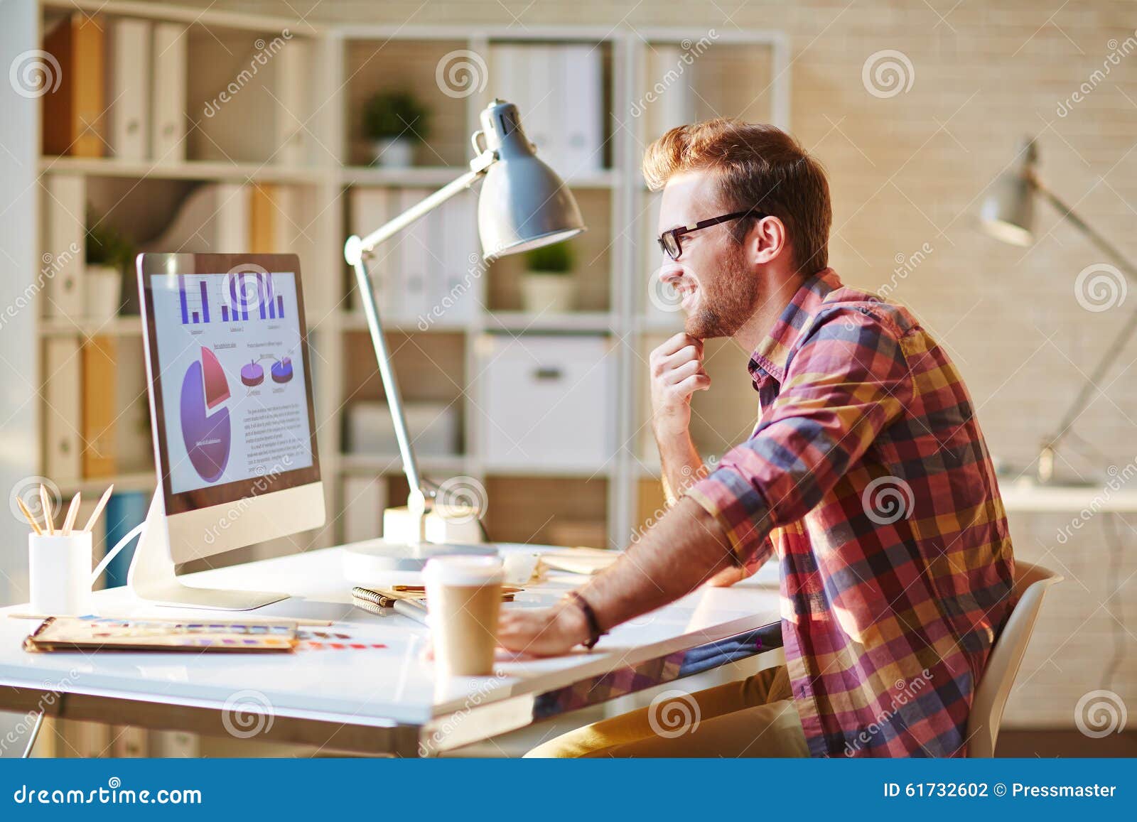 Betrachten des Diagramms stockfoto. Bild von erwachsener - 61732602