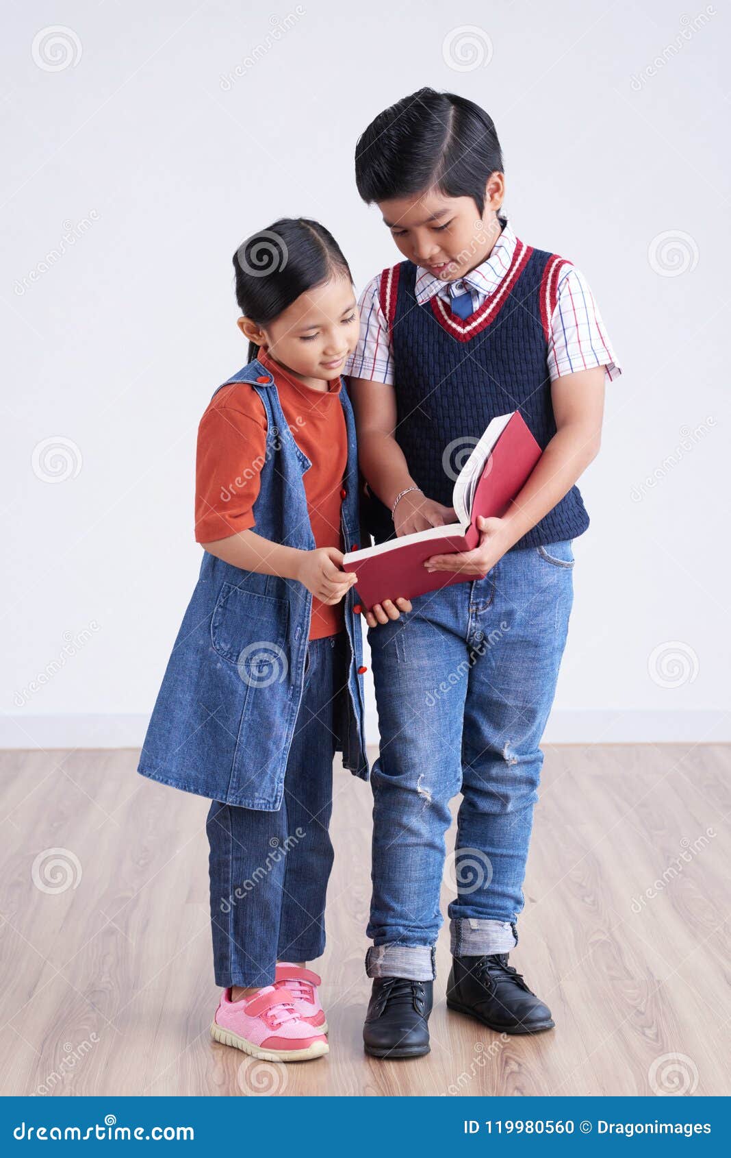 Betrachten Sie dieses Bild stockfoto. Bild von nett - 119980560