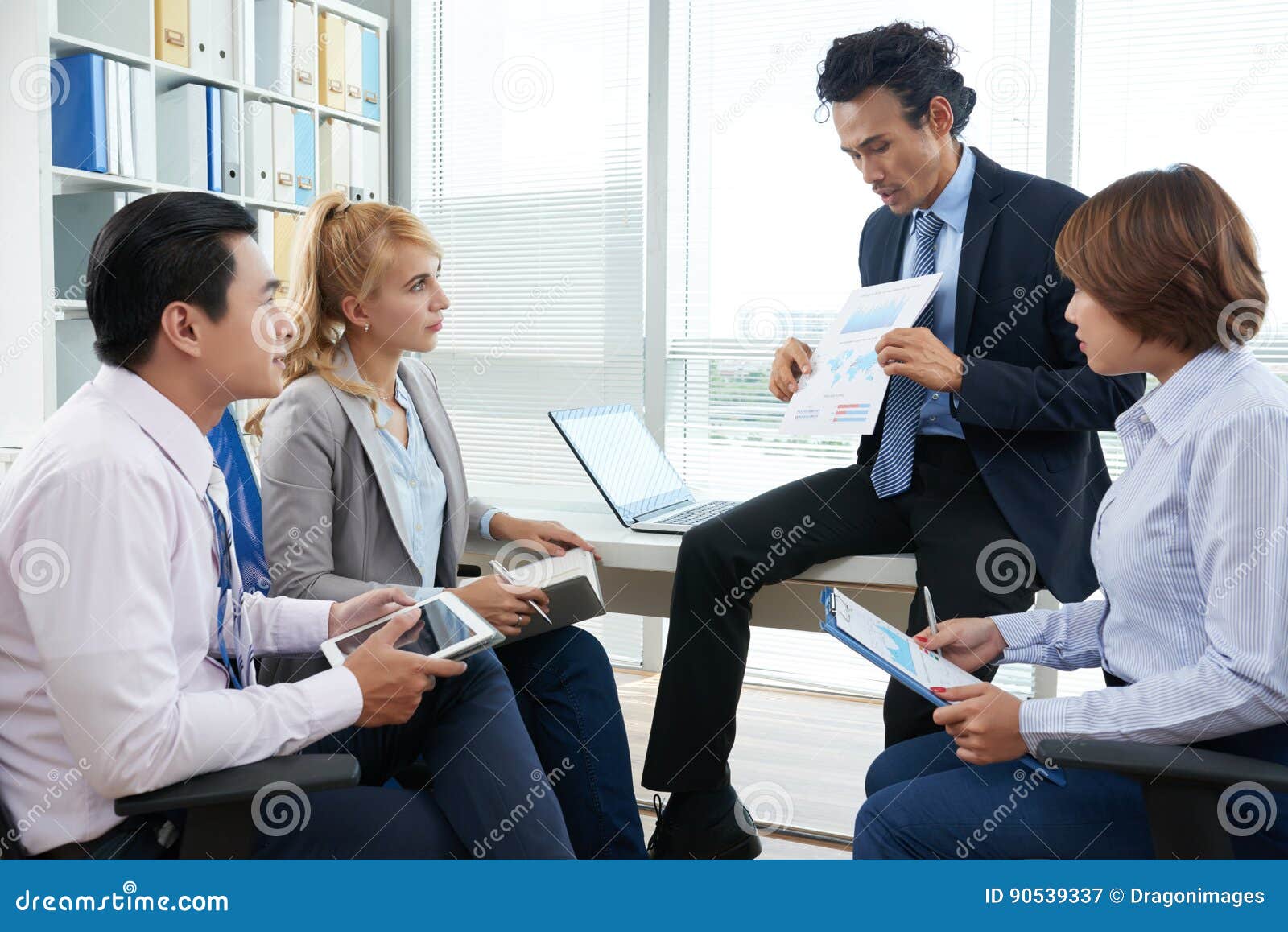 Betrachten Sie Dieses Diagramm Stockbild - Bild von sitzung, asiatisch ...