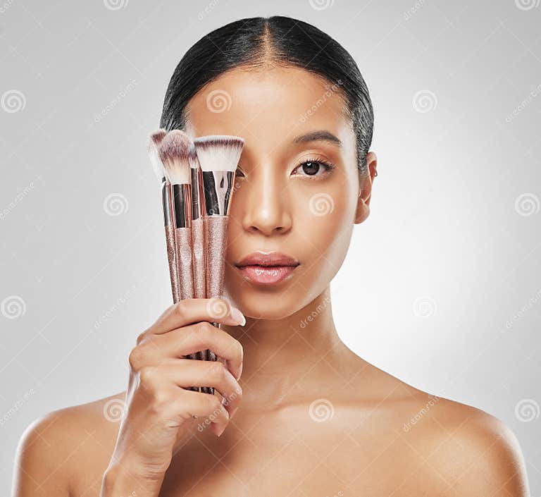 Better Beauty Begins with Better Brushes. Studio Portrait of an ... Better Beauty Begins with Better Brushes. Studio Portrait of an ...