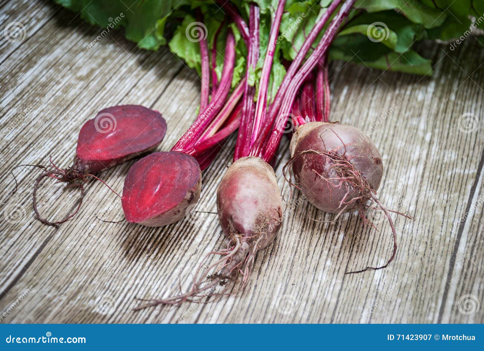 Betteraves Sur Un Fond En Bois Image stock - Image du organique ...