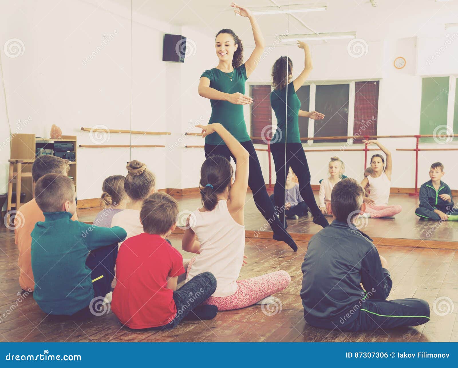 Beundra Barn Som Repeterar Balettdans I Studio Arkivfoto - Bild av ...