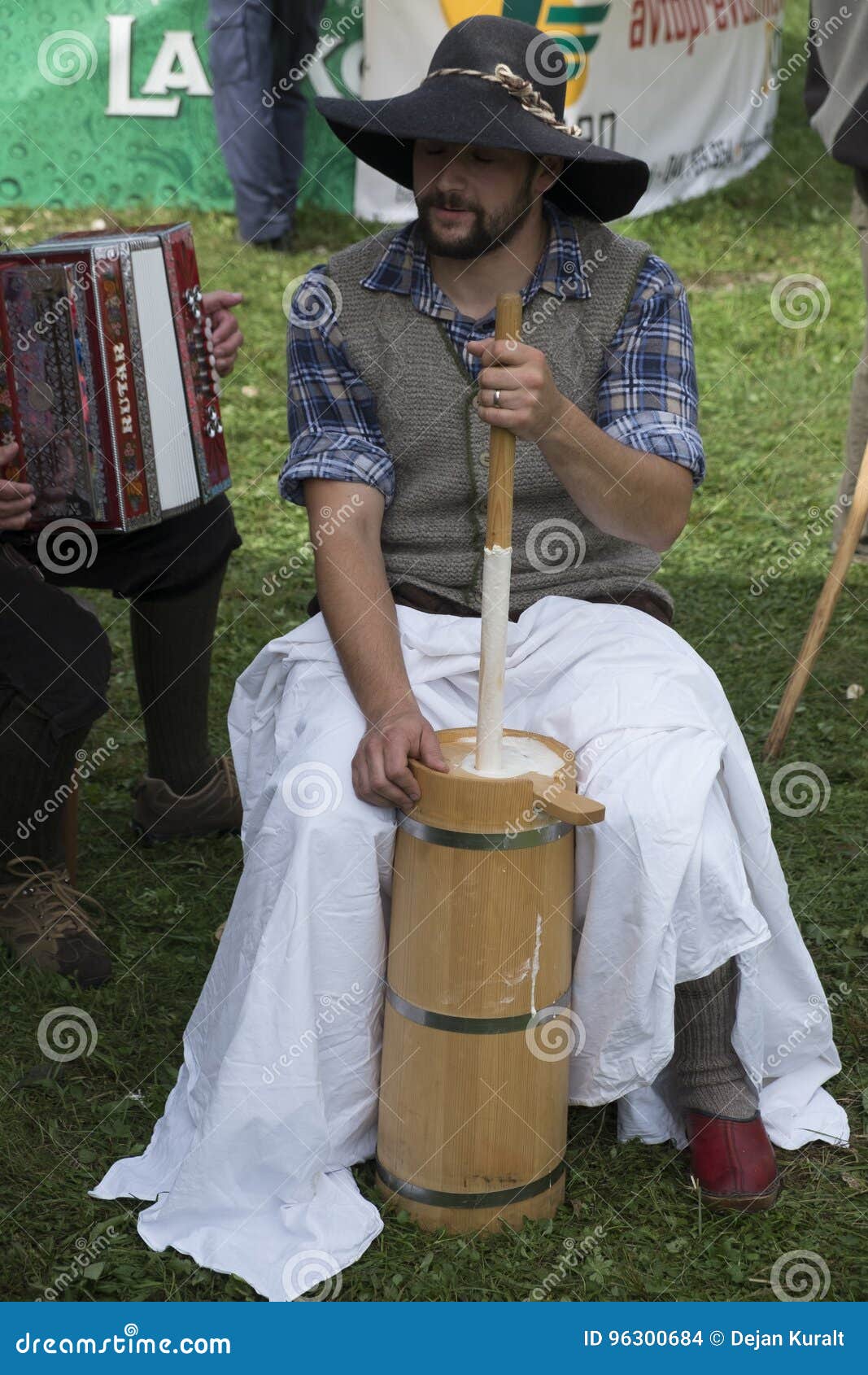 Beurre De Barattage Traditionnellement Image stock éditorial - Image du ...