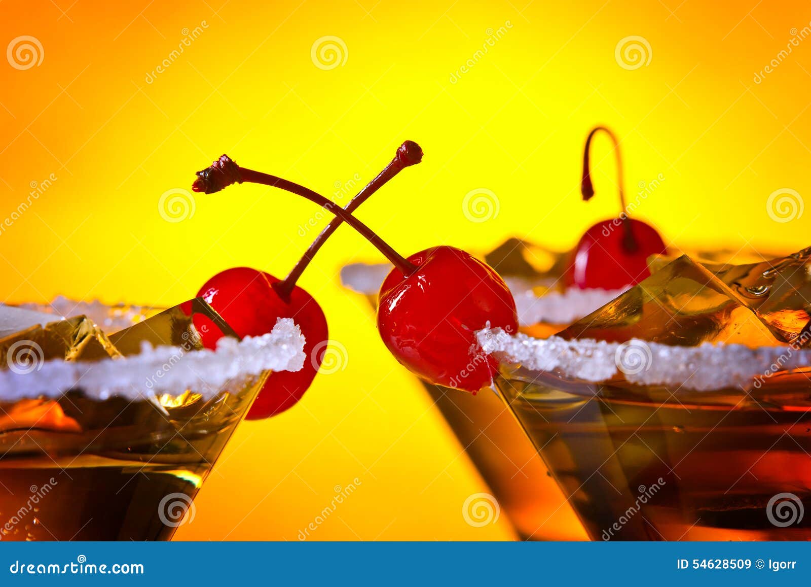 Bevanda Alcolica Con Le Ciliege Immagine Stock - Immagine di immagine ...