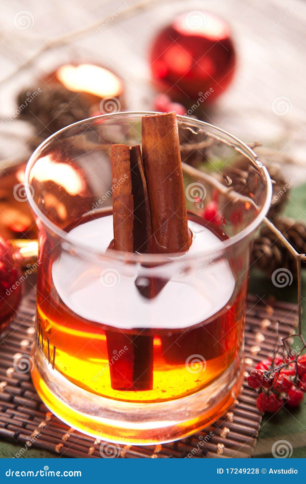 Bevanda Calda Dell'alcool Di Inverno Con Cannella Fotografia Stock ...