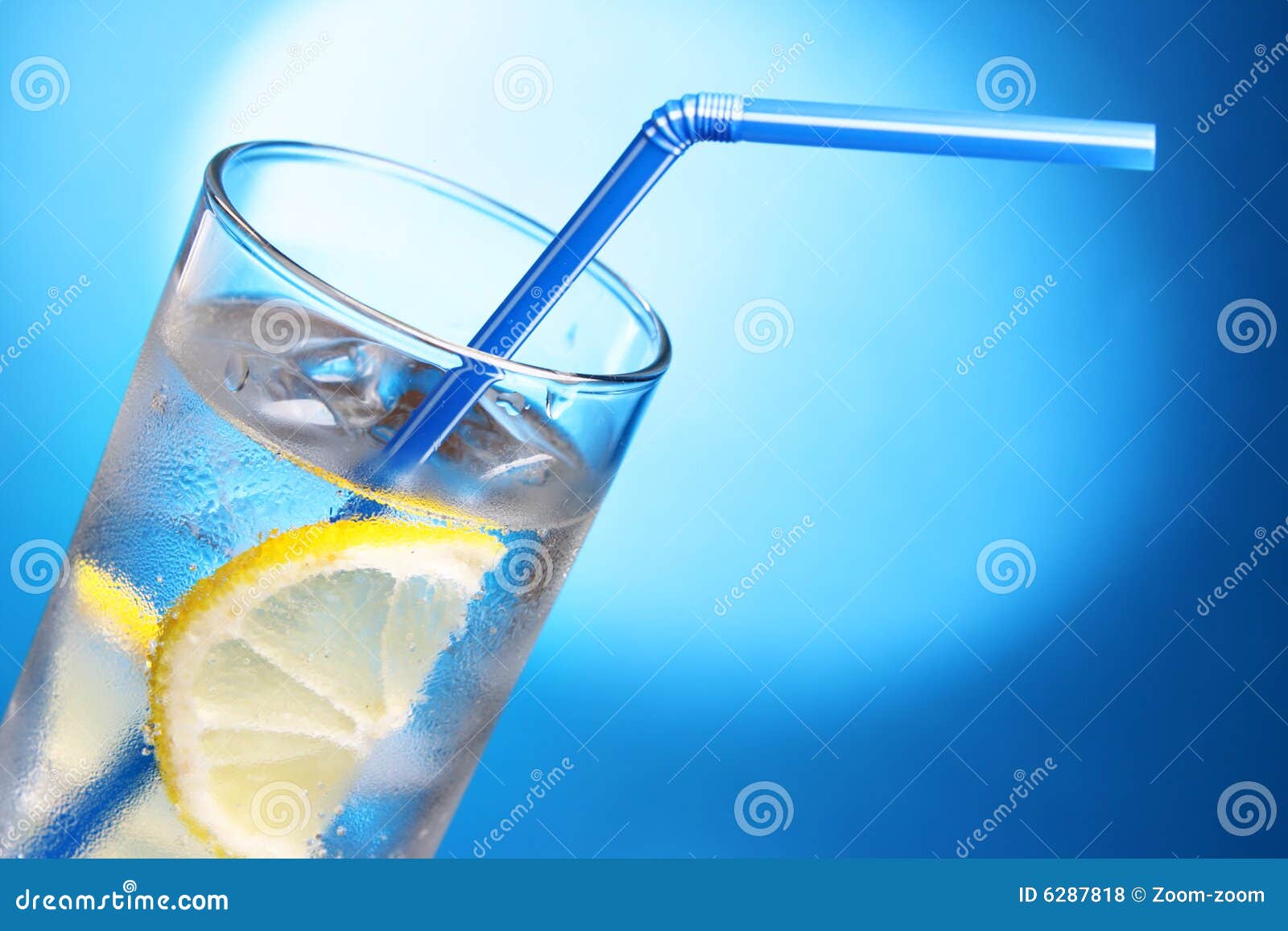 Bevanda Con Ghiaccio Ed Il Limone Fotografia Stock - Immagine di ...