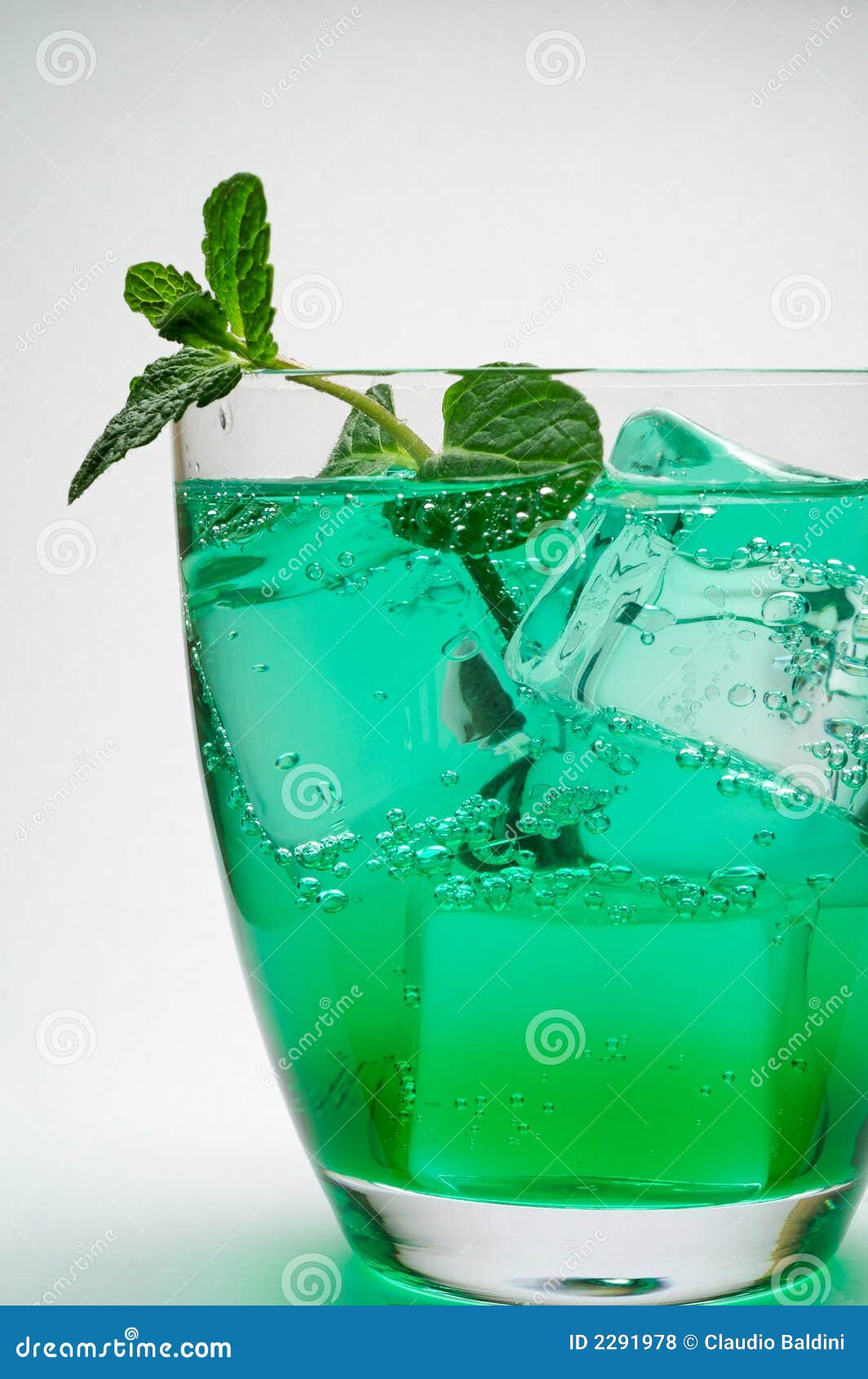 Bevanda Con I Cubi E La Menta Di Ghiaccio Fotografia Stock - Immagine ...