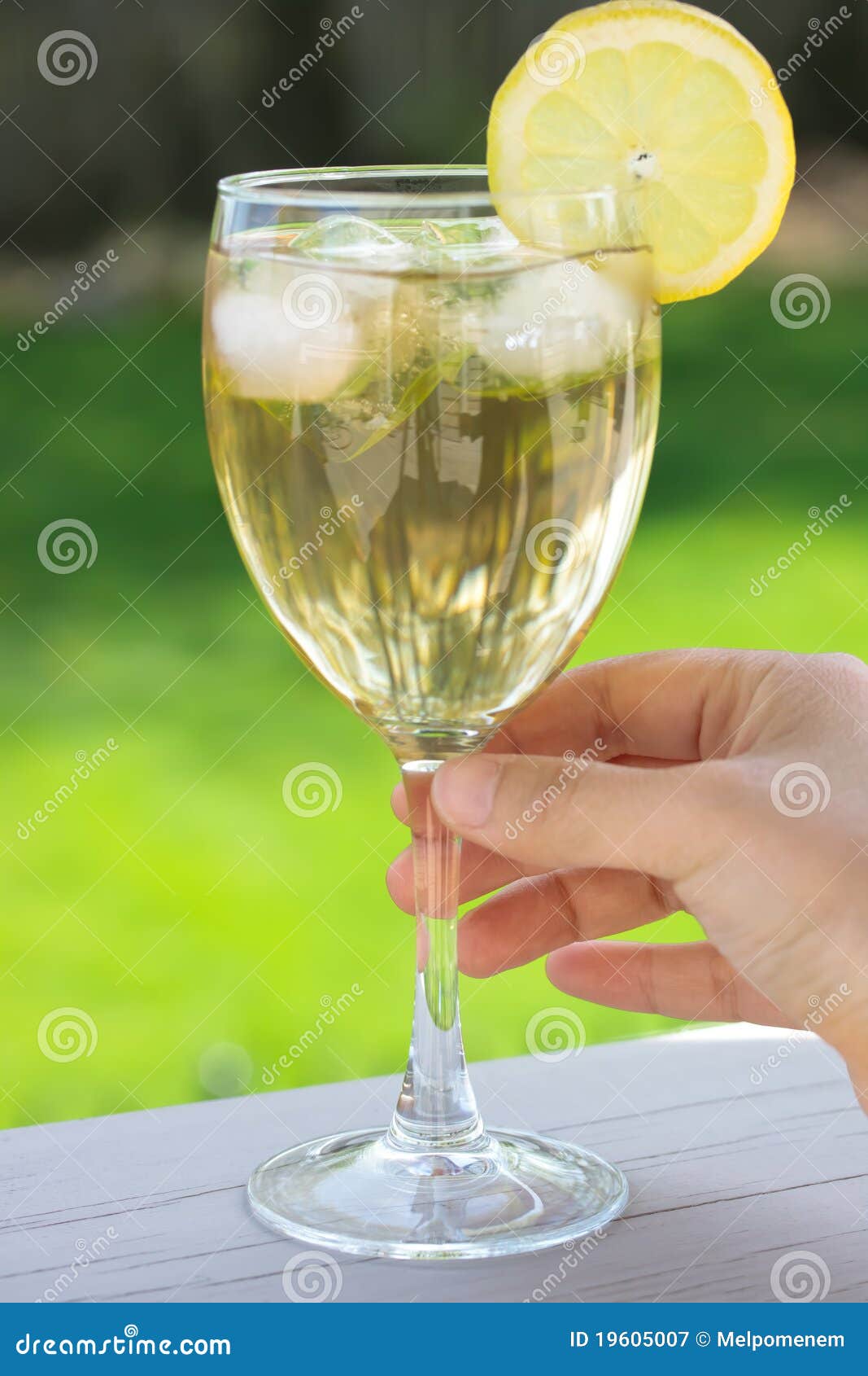 Bevanda Con Il Limone in Vetro Di Vino Immagine Stock - Immagine di ...