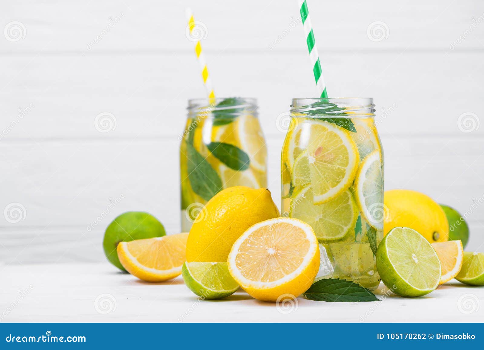 Bevanda Della Limonata Con Il Limone, La Limetta E La Menta Fotografia ...