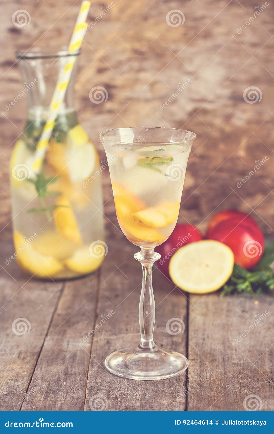 Bevanda Di Estate Con Il Limone E La Pesca Fotografia Stock - Immagine ...