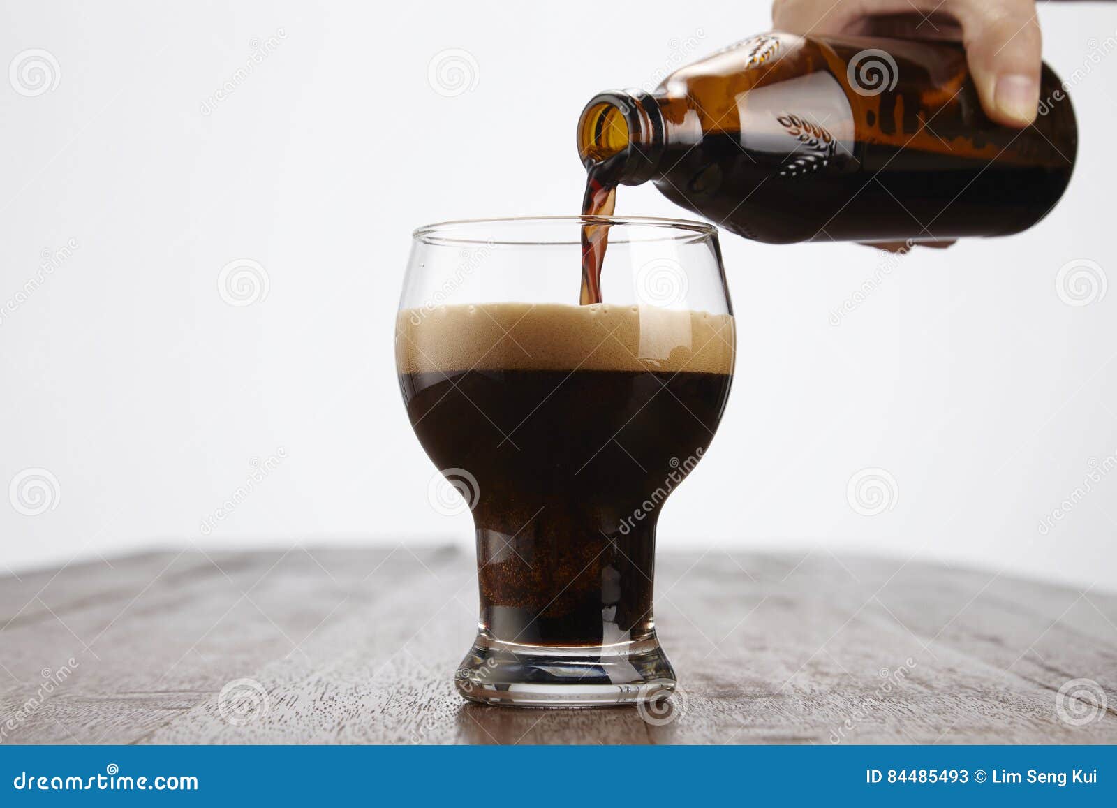 Bevanda di Malta immagine stock. Immagine di malto, versisi - 84485493