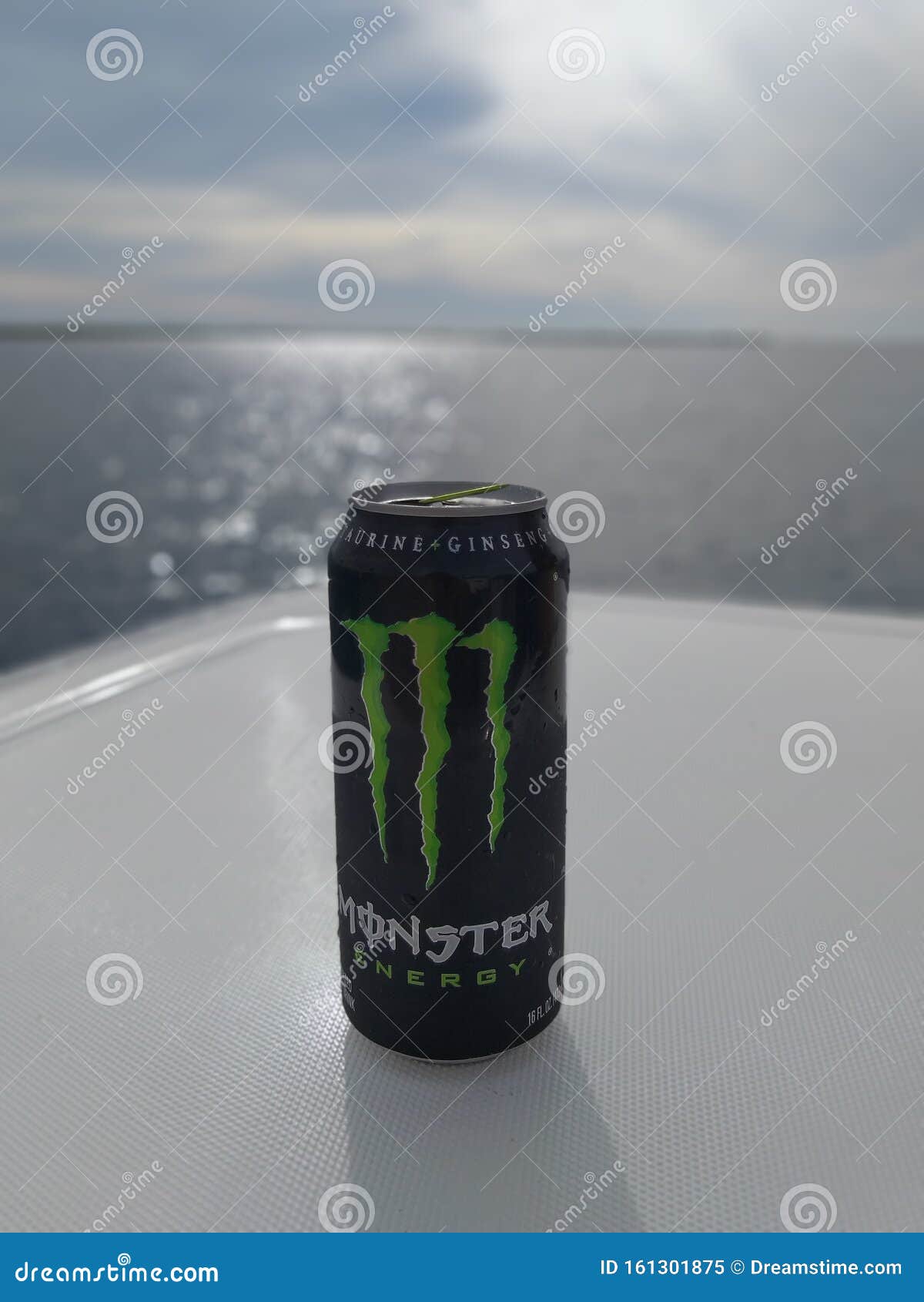 Bevanda Energetica Di Monster Con Tramonto Immagine Editoriale ...
