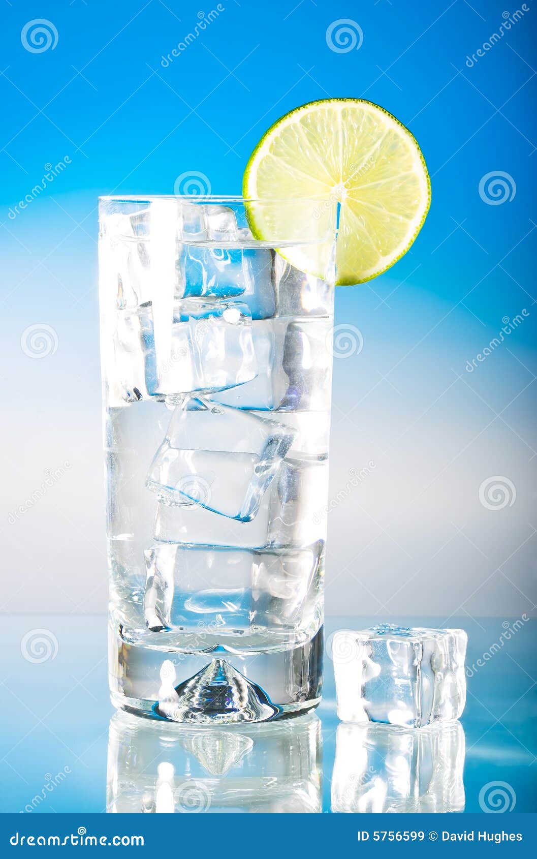 Bevanda Ghiacciata Fredda Alta Con Calce Immagine Stock - Immagine di ...