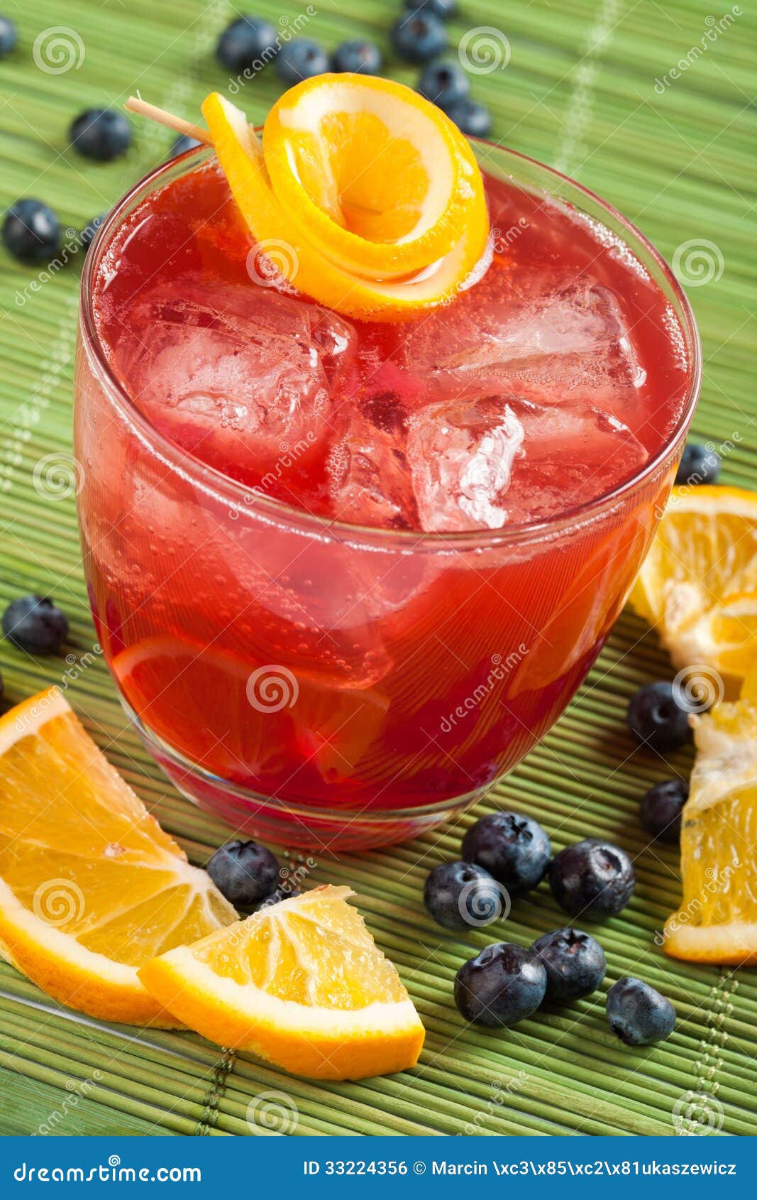 Bevanda Rossa Con Il Ribes Nero Fotografia Stock - Immagine di fresco ...