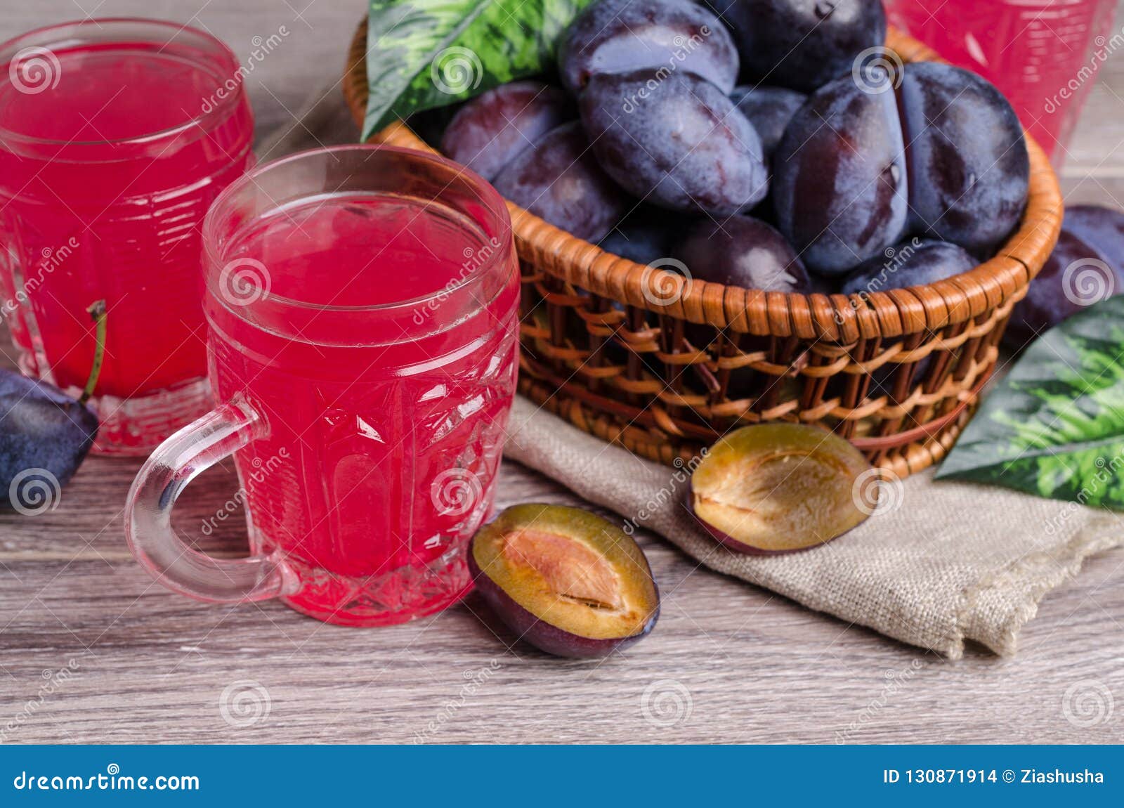 Bevanda rossa in vetro fotografia stock. Immagine di bevande - 130871914