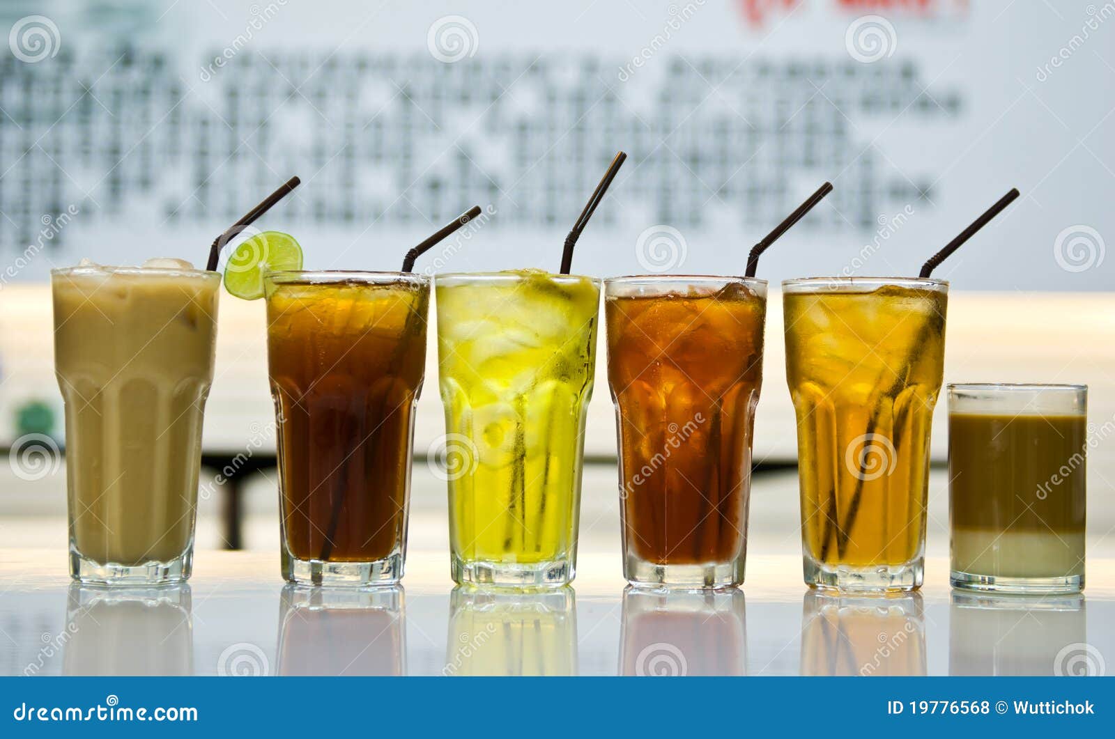 Bevanda in un vetro fotografia stock. Immagine di percorso - 19776568