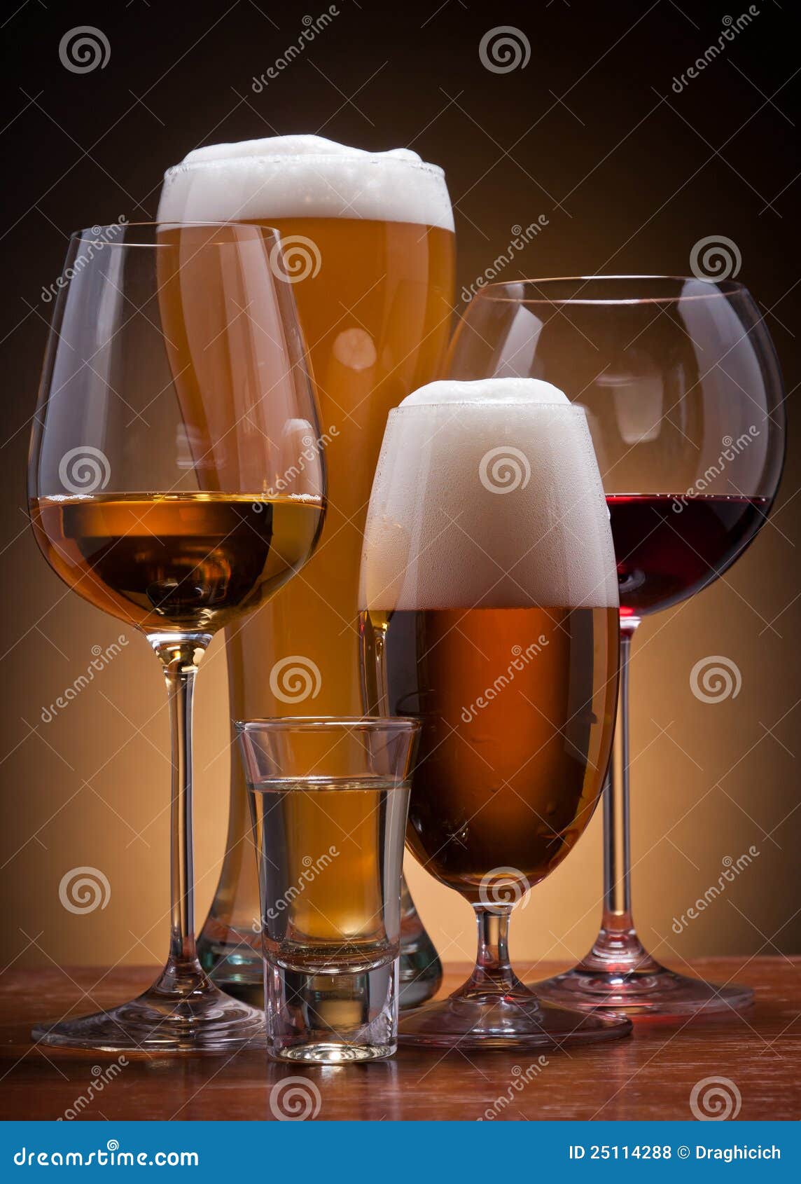 Bevande alcoliche fotografia stock. Immagine di varietà - 25114288