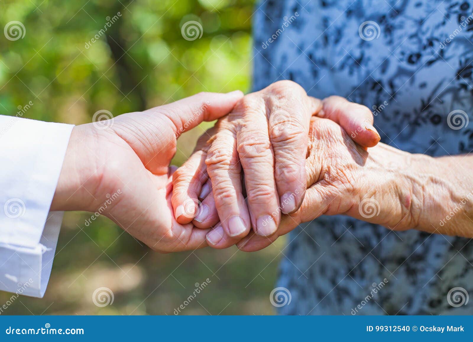 Bevende bejaarde handen stock foto. Image of greep, parkinson - 99312540