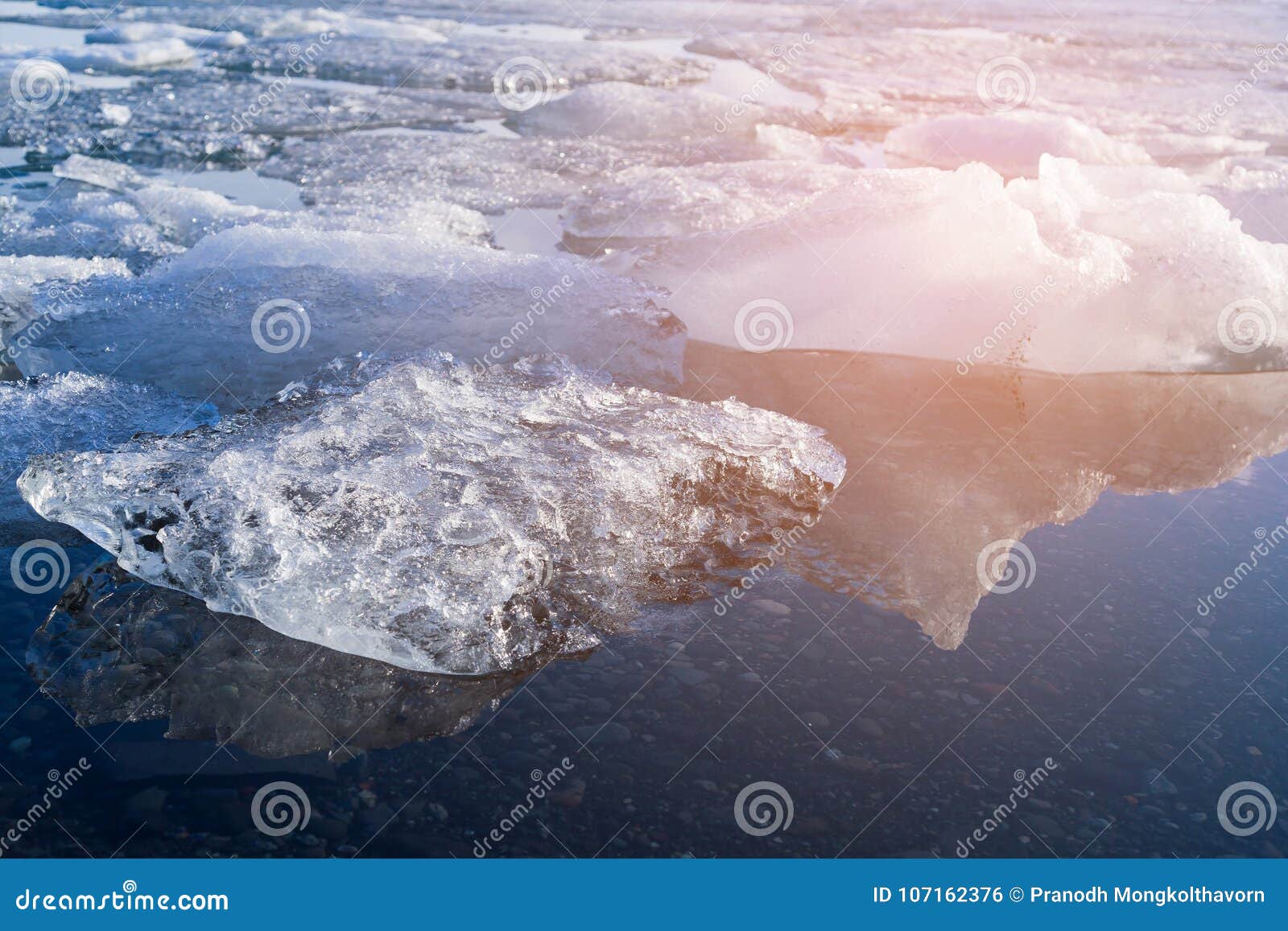 Bevroren Ijs Op Meer Met Bezinning Stock Foto - Image of openlucht ...