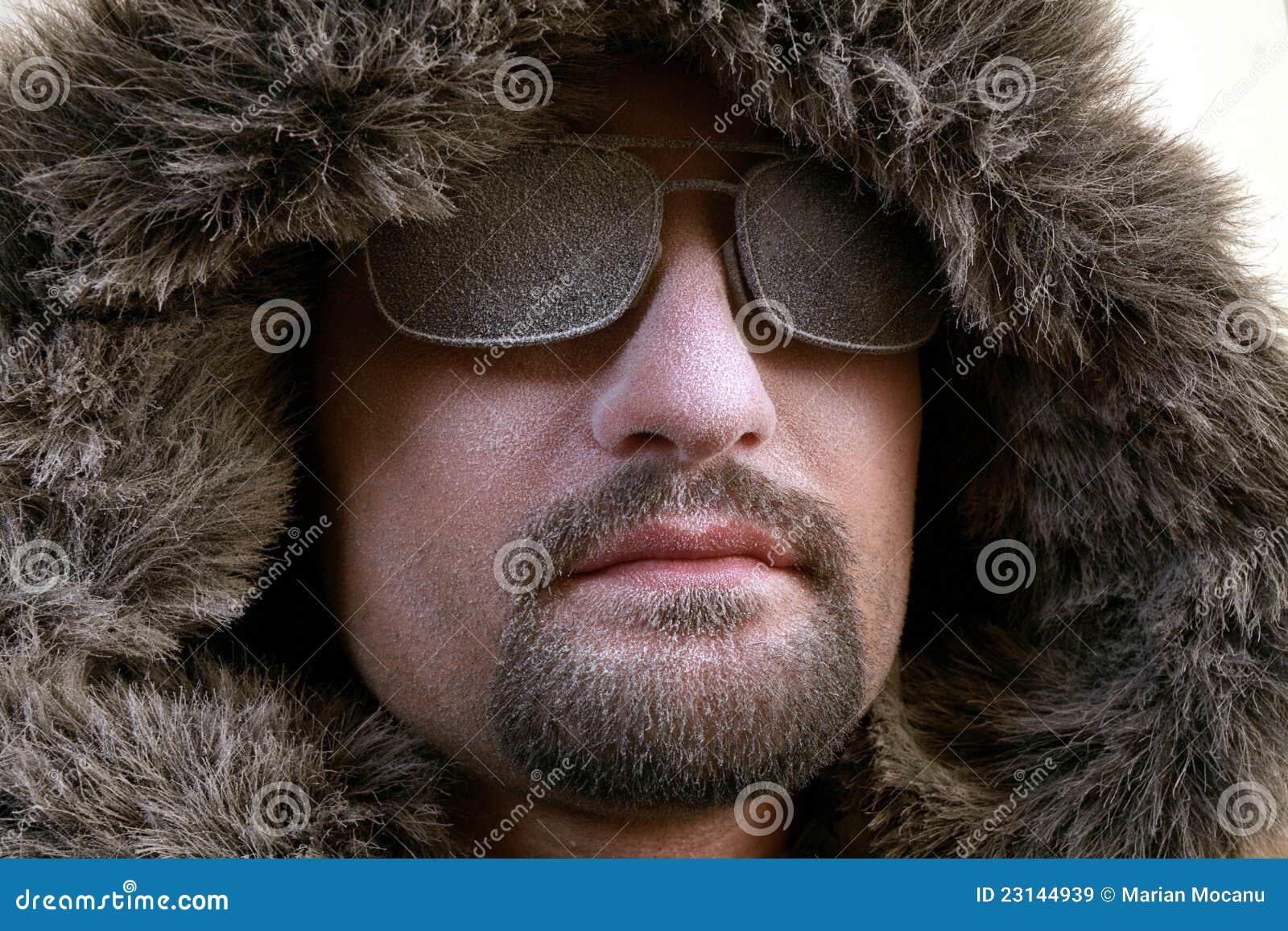 Bevroren mens stock afbeelding. Image of dageraad, zonnebril - 23144939