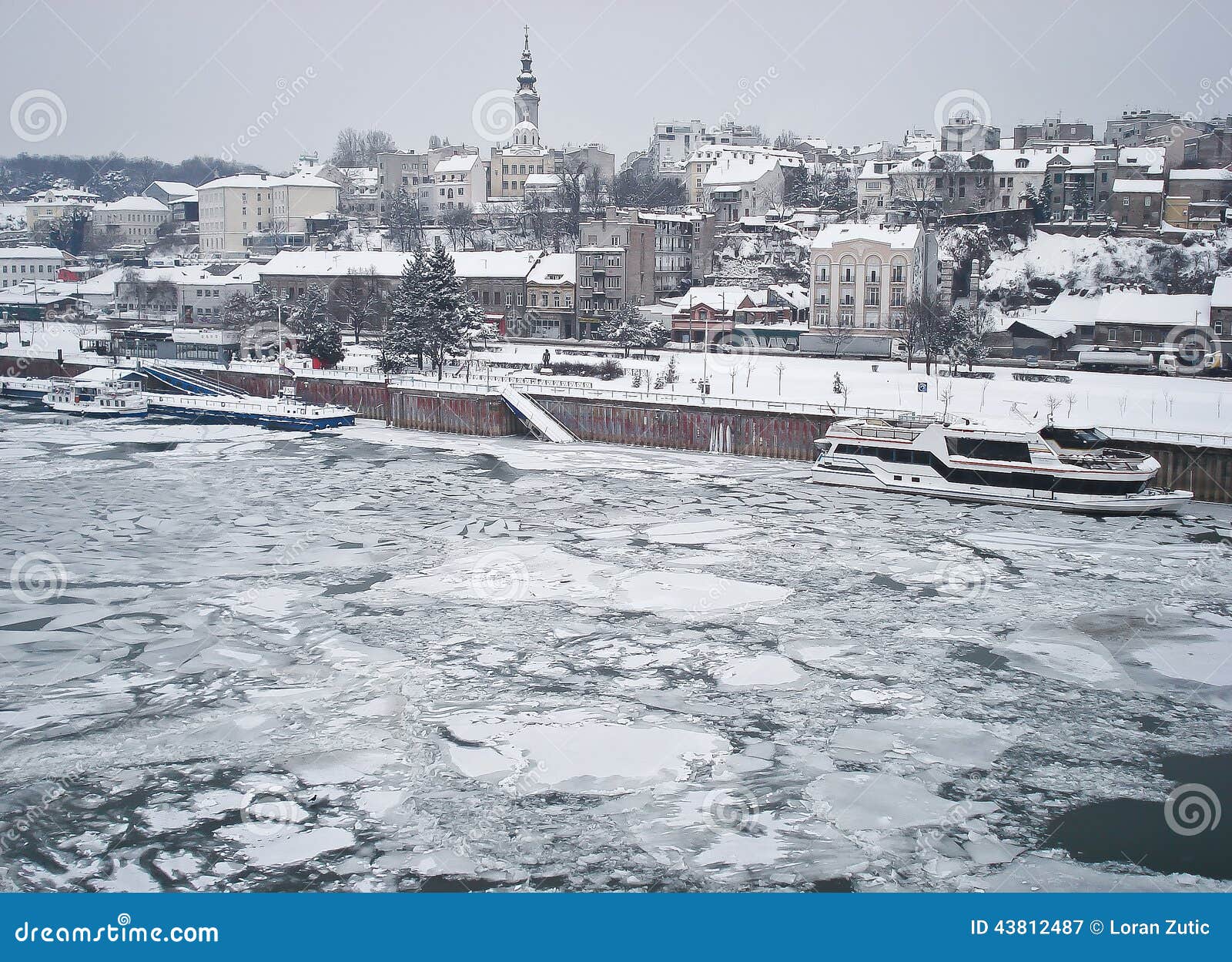 Bevroren rivier stock afbeelding. Image of probleem, belgrado - 43812487