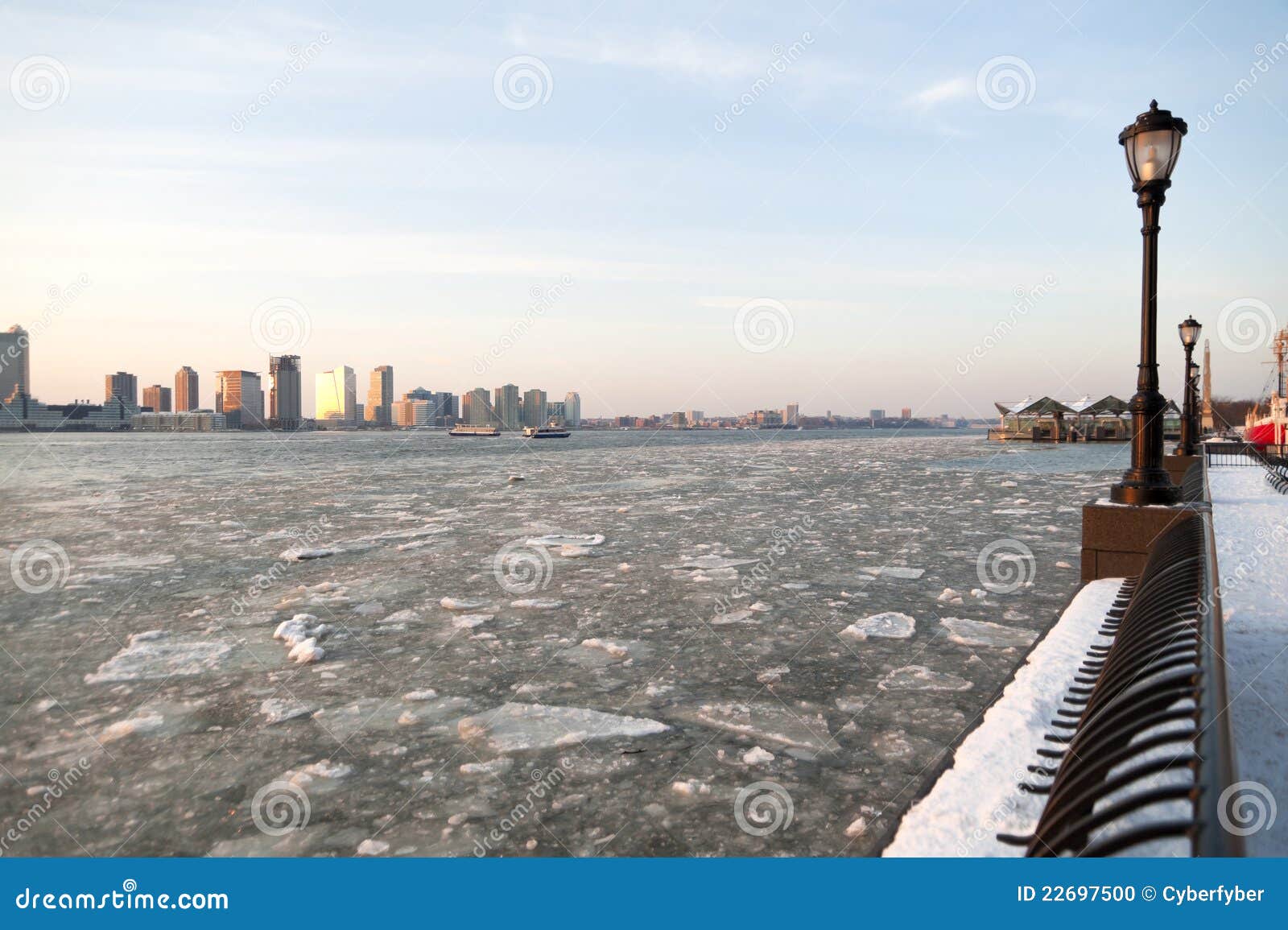 Bevroren Rivier Hudson in NYC Stock Foto - Image of water, jersey: 22697500