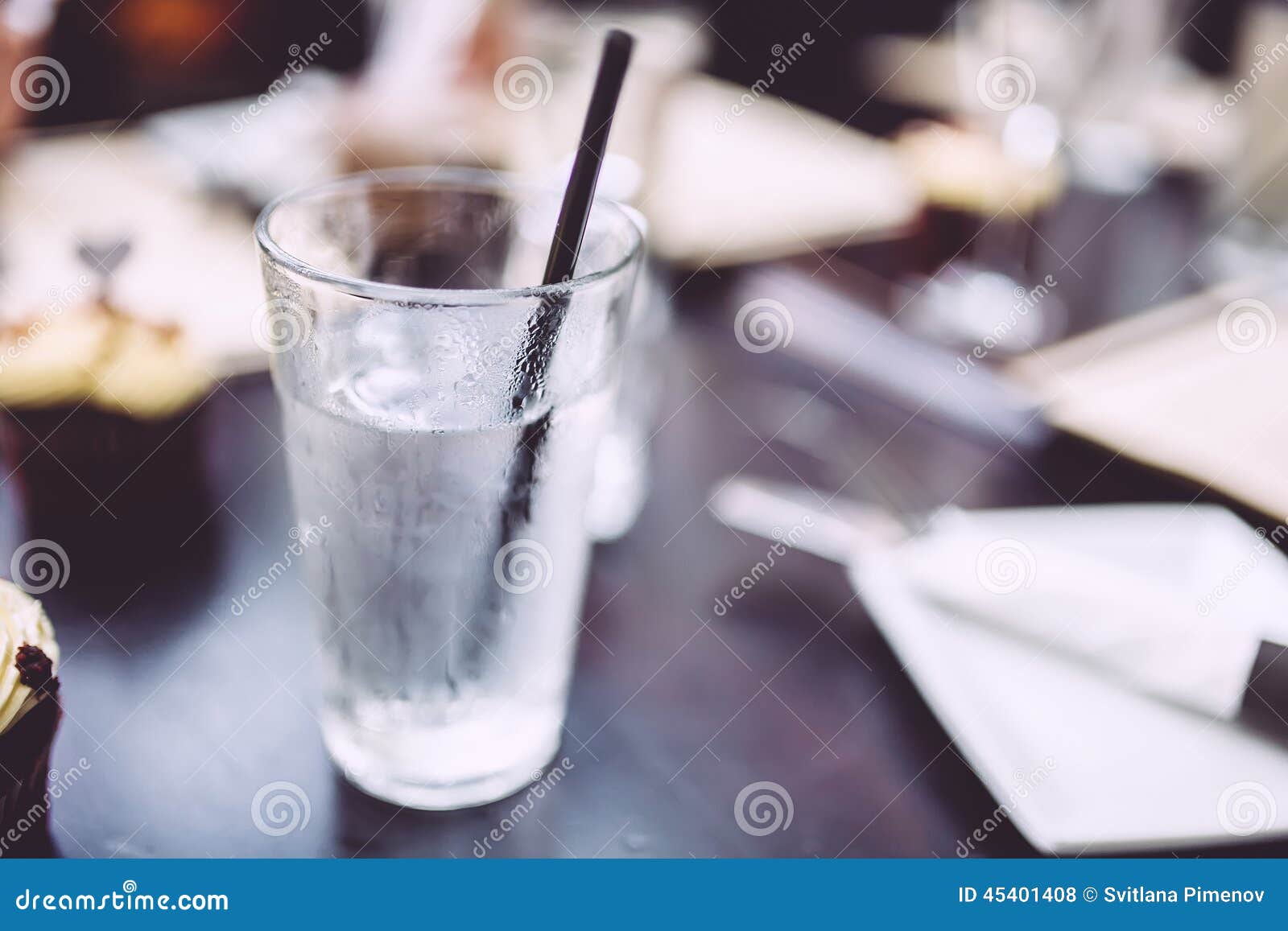 Bevroren water stock foto. Image of thee, binnenlands - 45401408