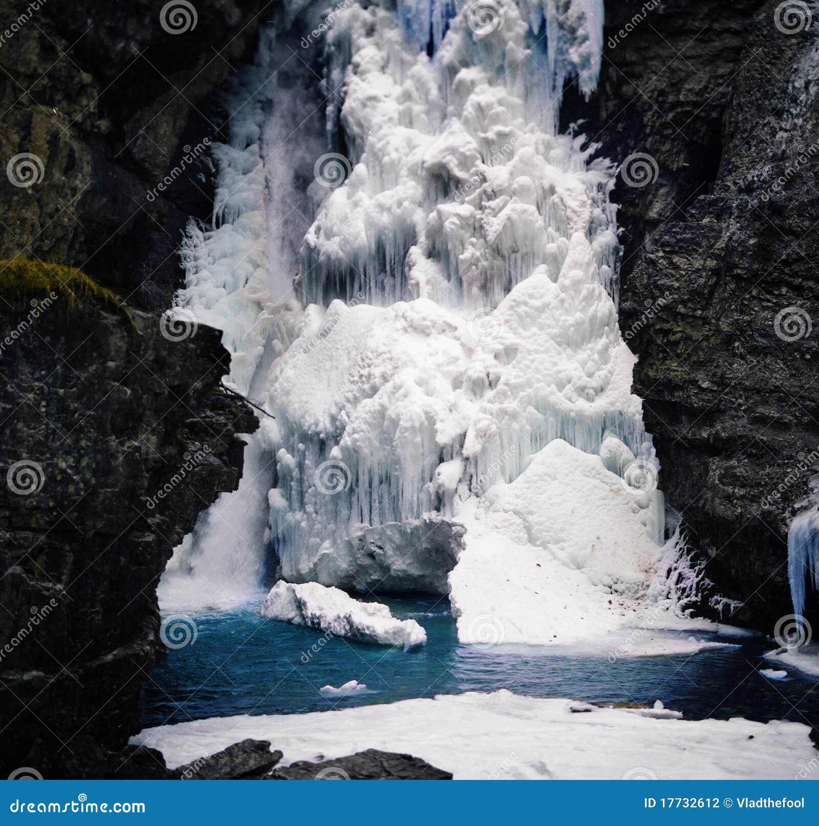 Bevroren waterval stock foto. Image of rotsen, bergen - 17732612