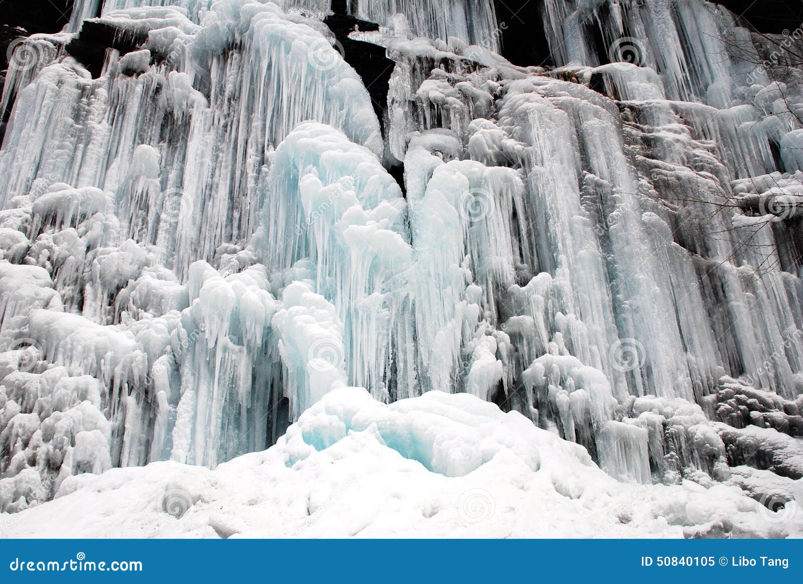 Bevroren Waterval En Sneeuw Stock Afbeelding - Image of buiten ...