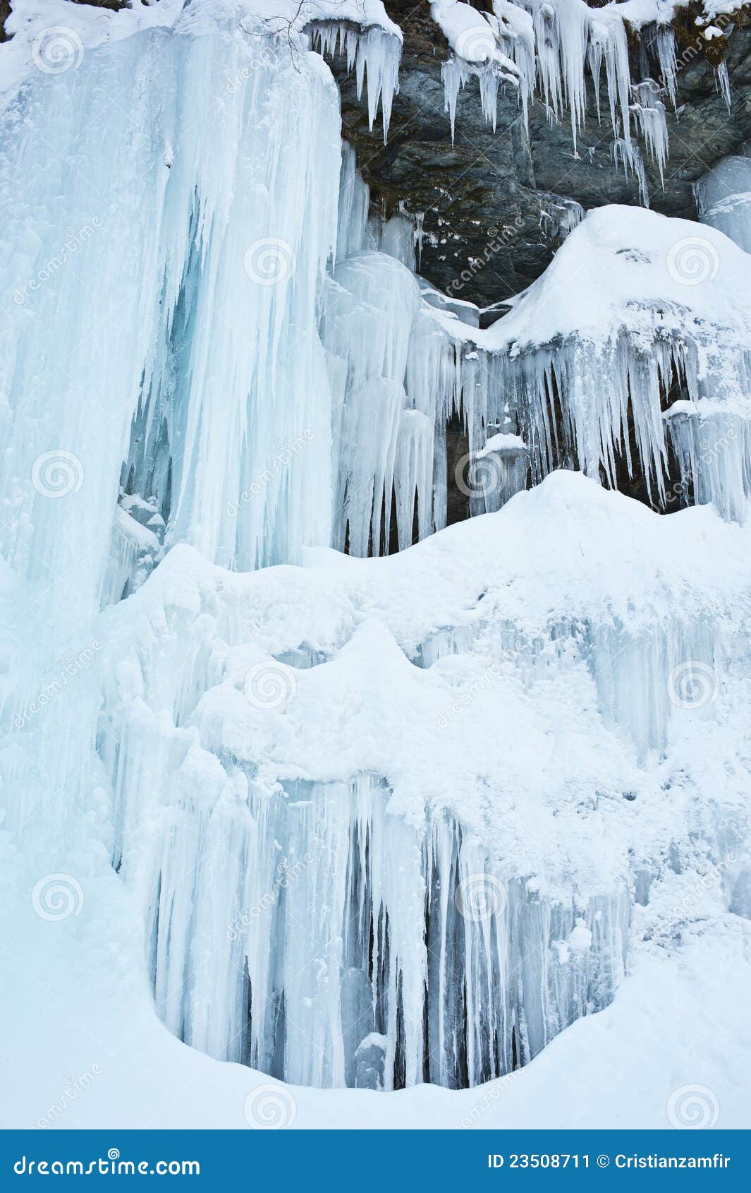 Bevroren Waterval Op Een Berg Stock Afbeelding - Image of polair ...