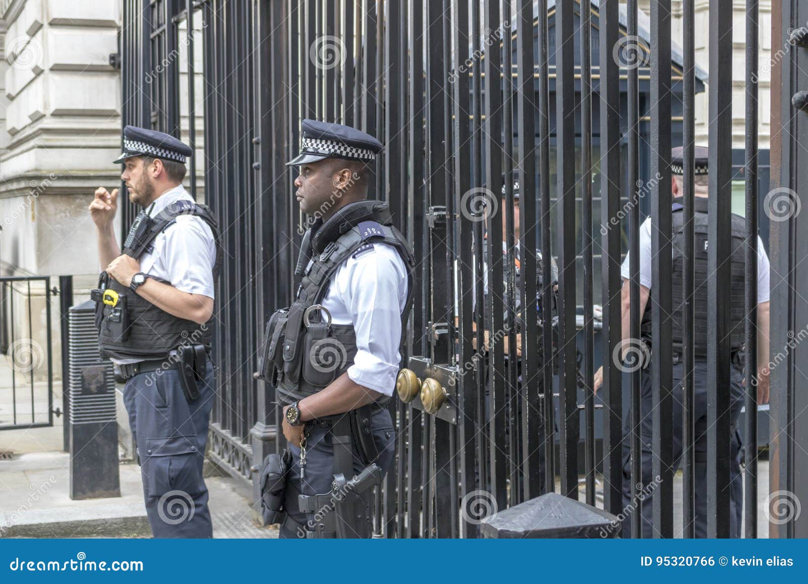 Bewaffnete London-Polizei redaktionelles foto. Bild von durchführung ...