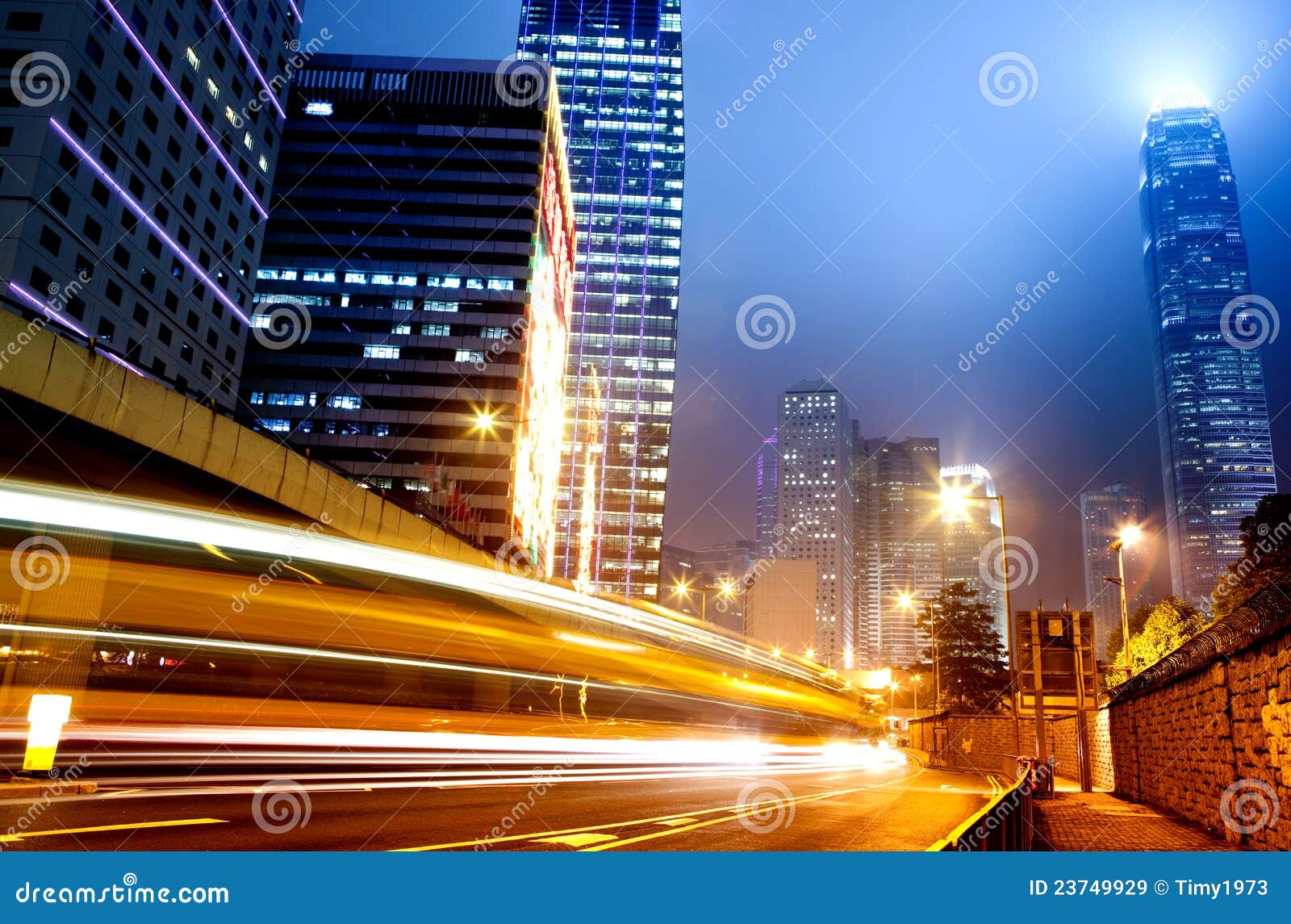 Bewegende Auto Met Onduidelijk Beeldlicht Stock Afbeelding - Image of ...