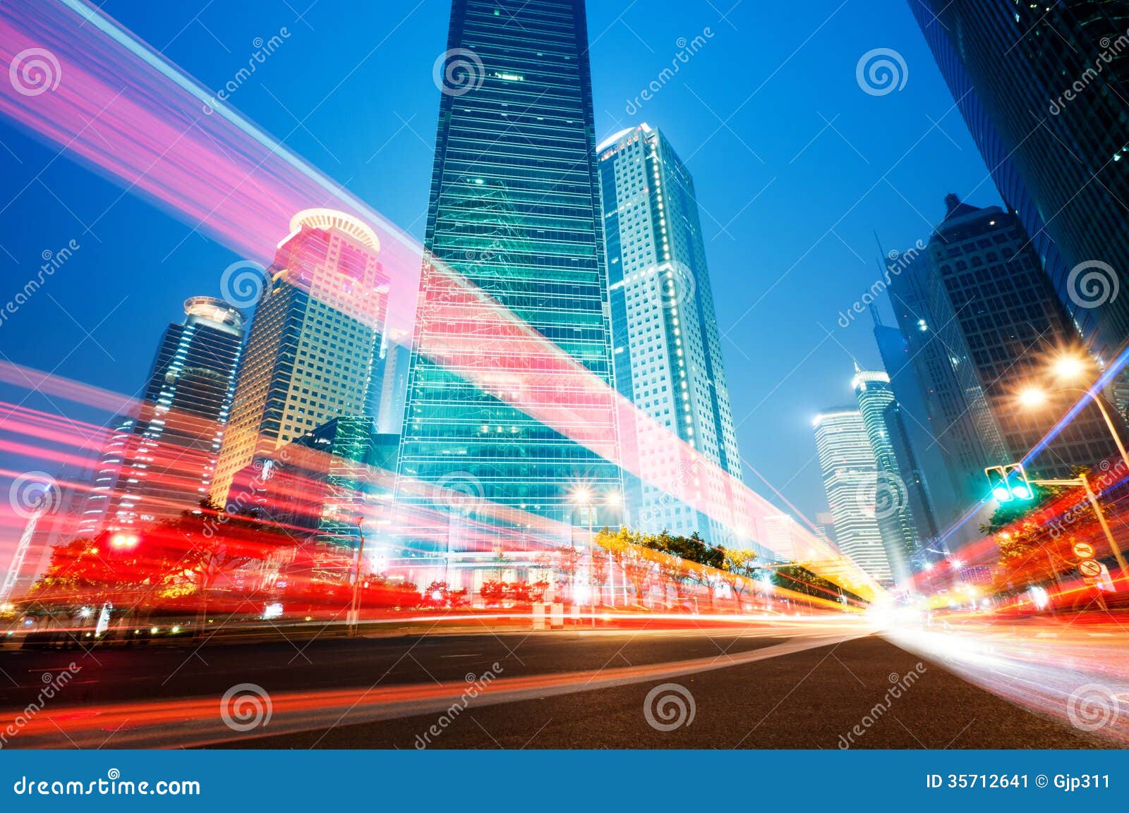 Bewegende Auto Met Onduidelijk Beeldlicht Stock Afbeelding - Image of ...