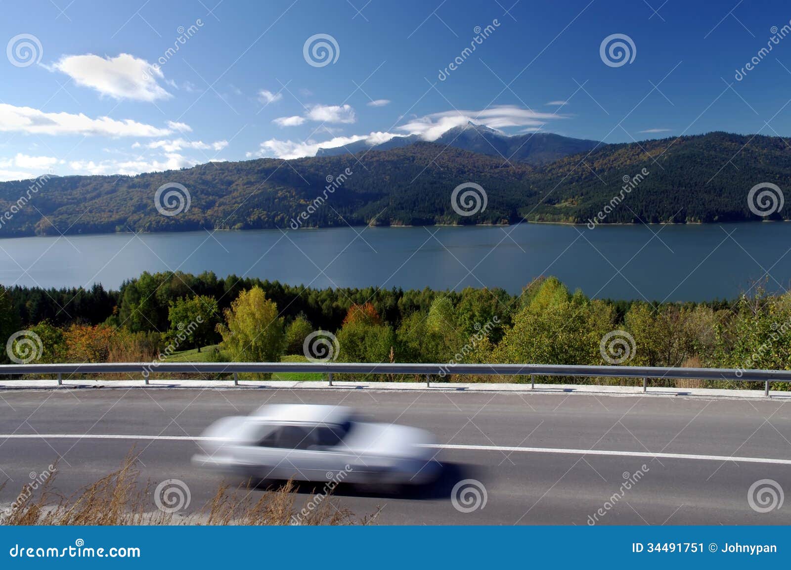 Bewegende auto op weg stock afbeelding. Image of vakanties - 34491751