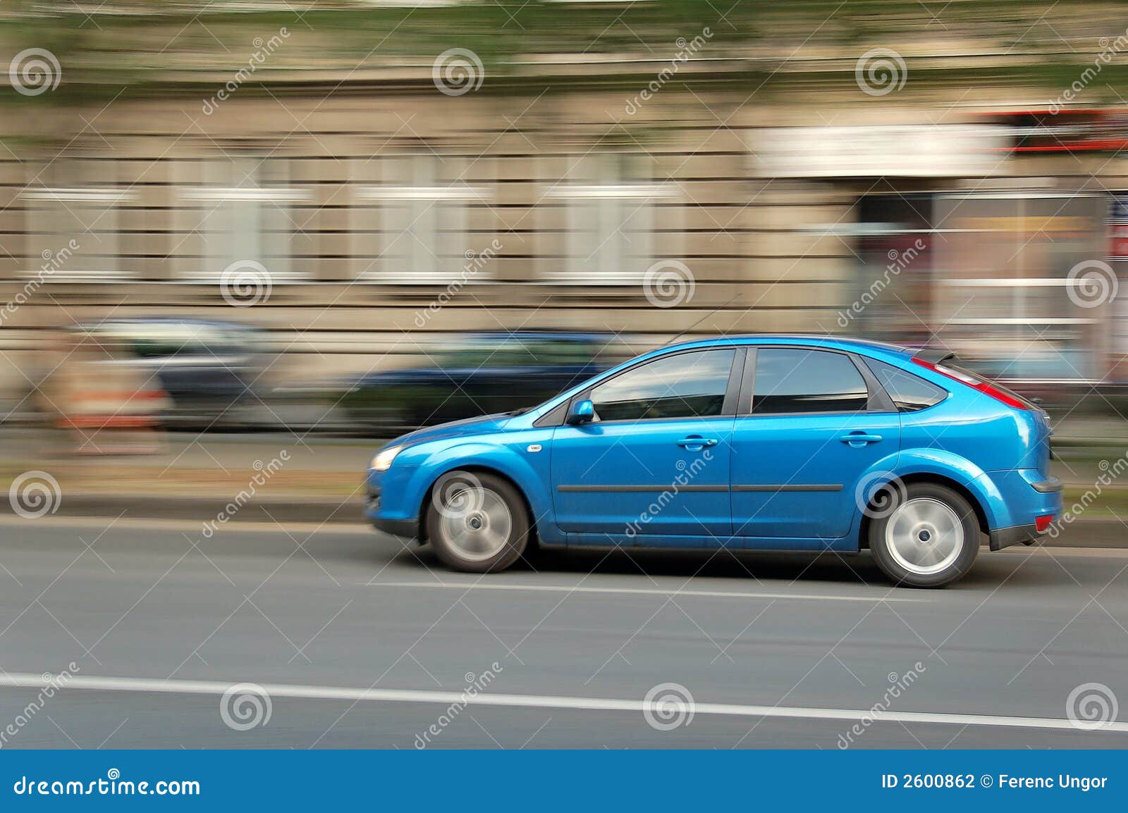 Bewegende blauwe auto stock foto. Image of rijden, lamp - 2600862