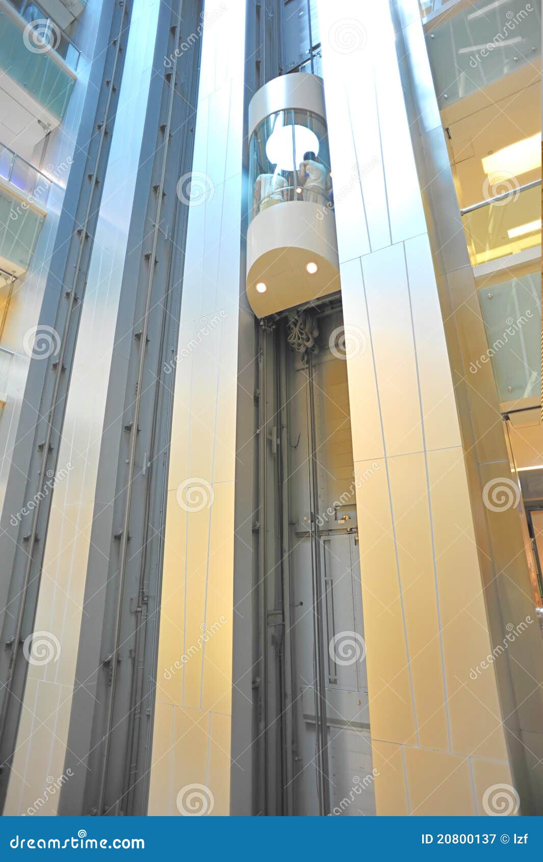 Bewegende lift stock afbeelding. Image of winkel, verplaatsen - 20800137