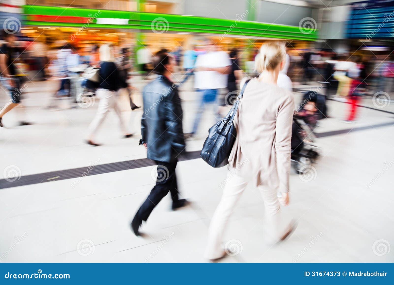 Bewegende mensen stock afbeelding. Image of reis, winkelen - 31674373