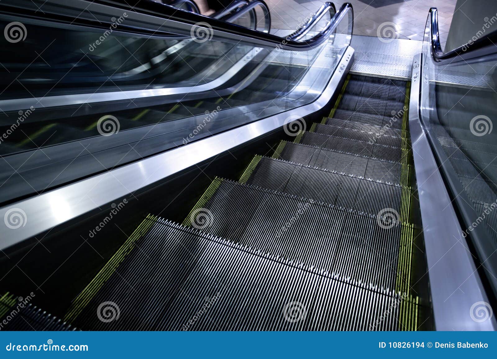 Bewegende Roltrap Zonder Mensen Stock Foto - Image of snel, metaal ...