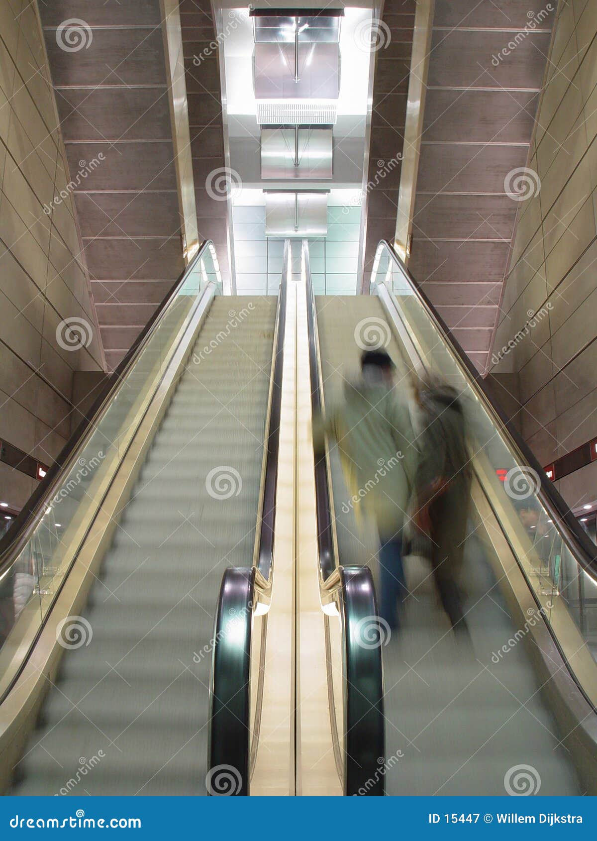Bewegliche Rolltreppen stockbild. Bild von bewegen, zwei - 15447