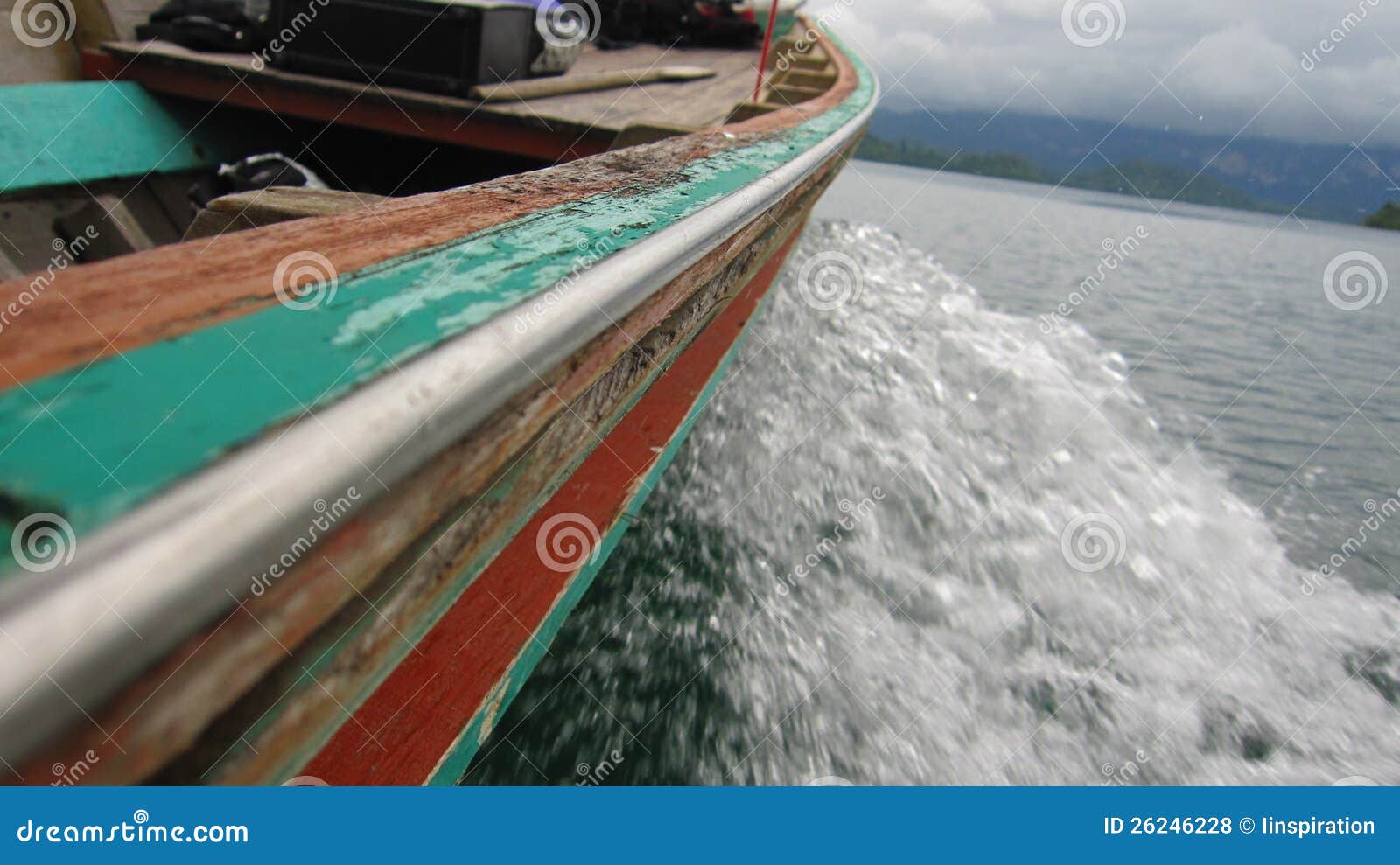 Bewegliches Boot im See stockfoto. Bild von asien, felsen - 26246228