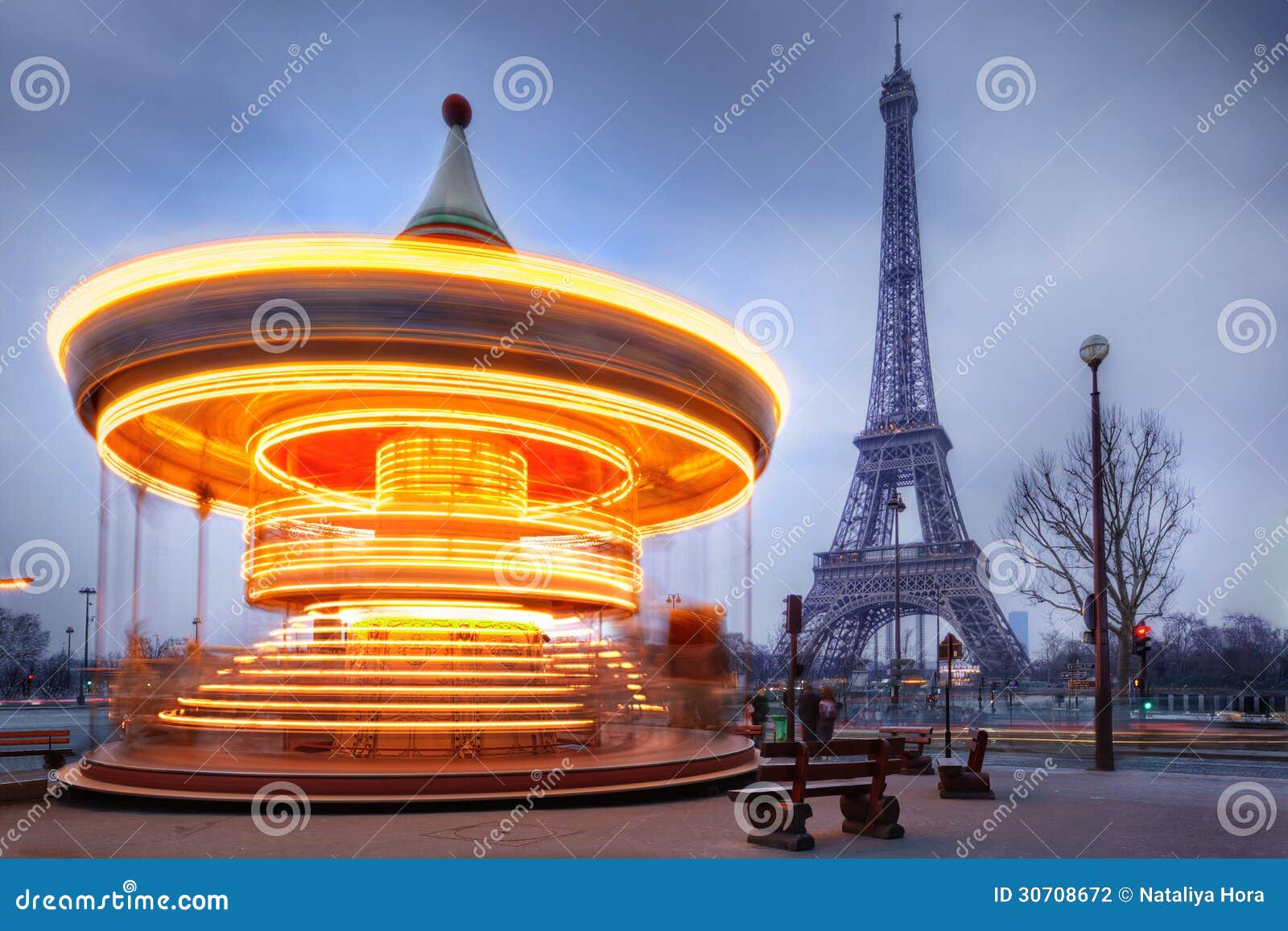 Bewegliches Karussell Nah an Eiffelturm, Paris Stockfoto - Bild von ...