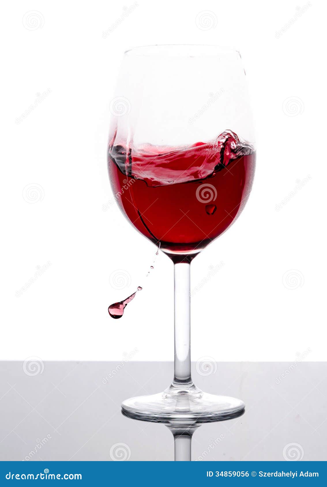 Bewegliches Rotweinglas stockfoto. Bild von trinken, getrennt - 34859056