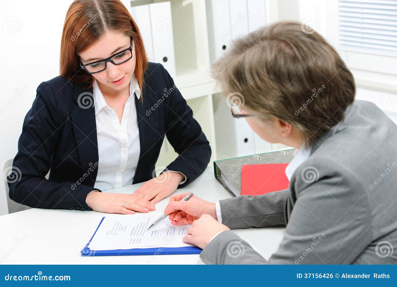 Bewerber, Der Ein Interview Hat Stockfoto - Bild von dokument, büro ...