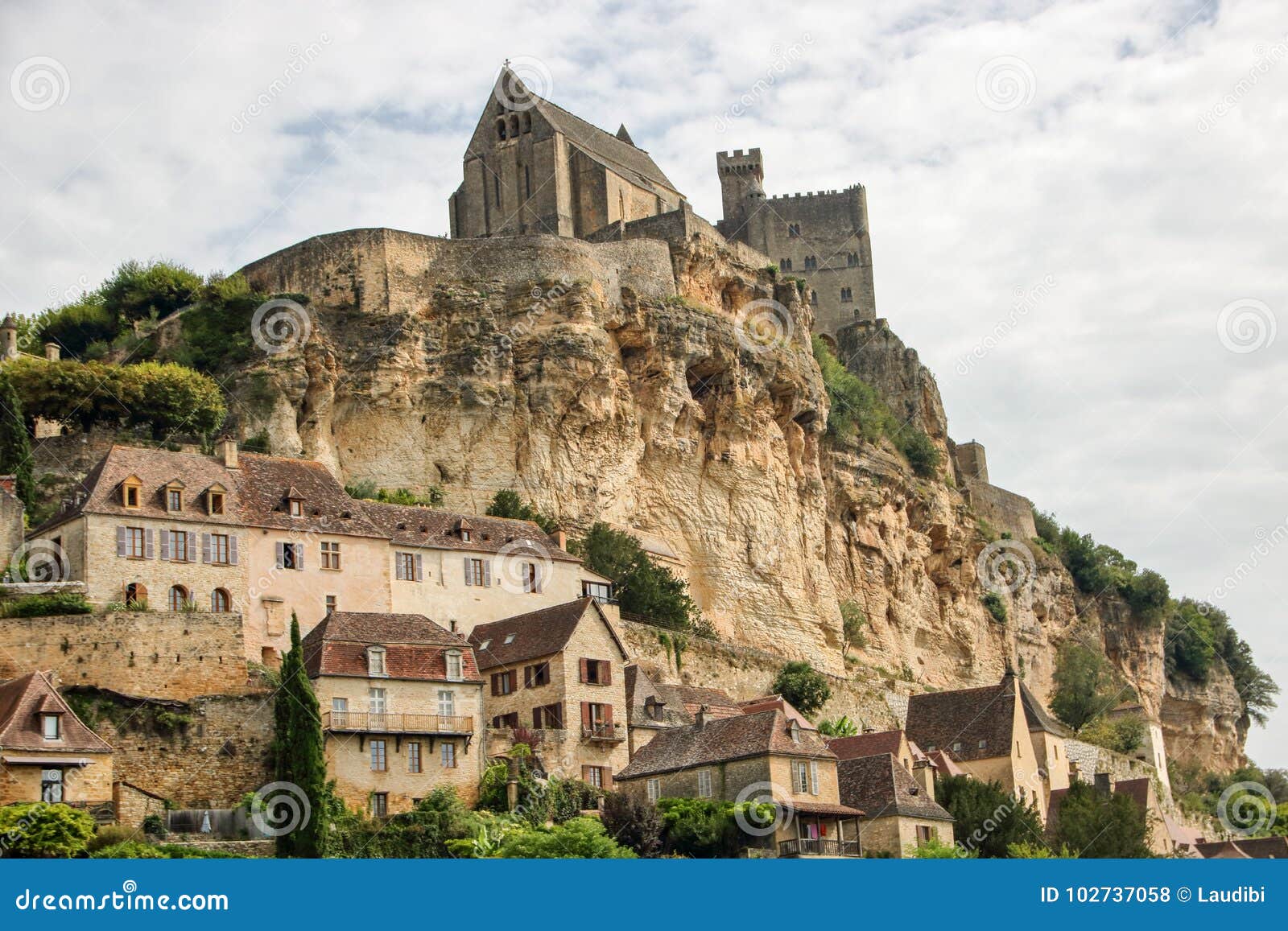 Beynac e cazenac foto de stock. Imagem de penhasco, castelo - 102737058