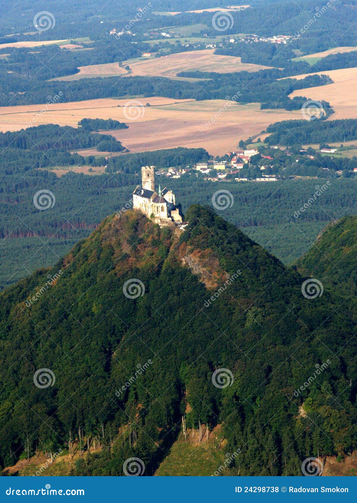 Bezdez Schloss - Luftfoto stockfoto. Bild von tourismus - 24298738