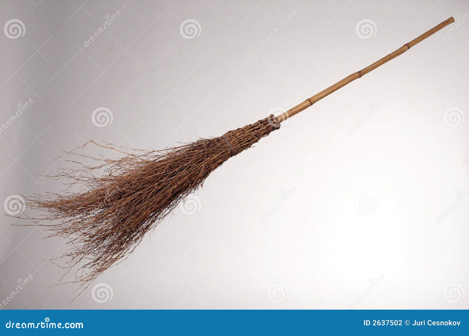 Bezem stock foto. Image of dweilen, stro, borstel, schrob - 2637502