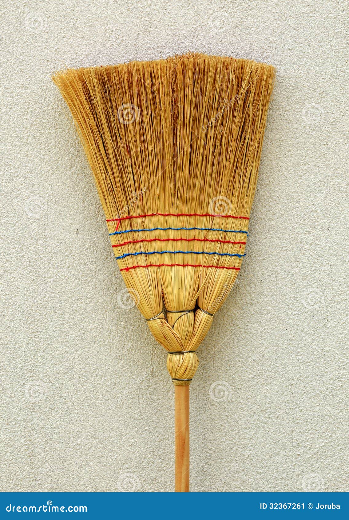 Bezem stock afbeelding. Image of hoofd, vermoeiend, halsband - 32367261